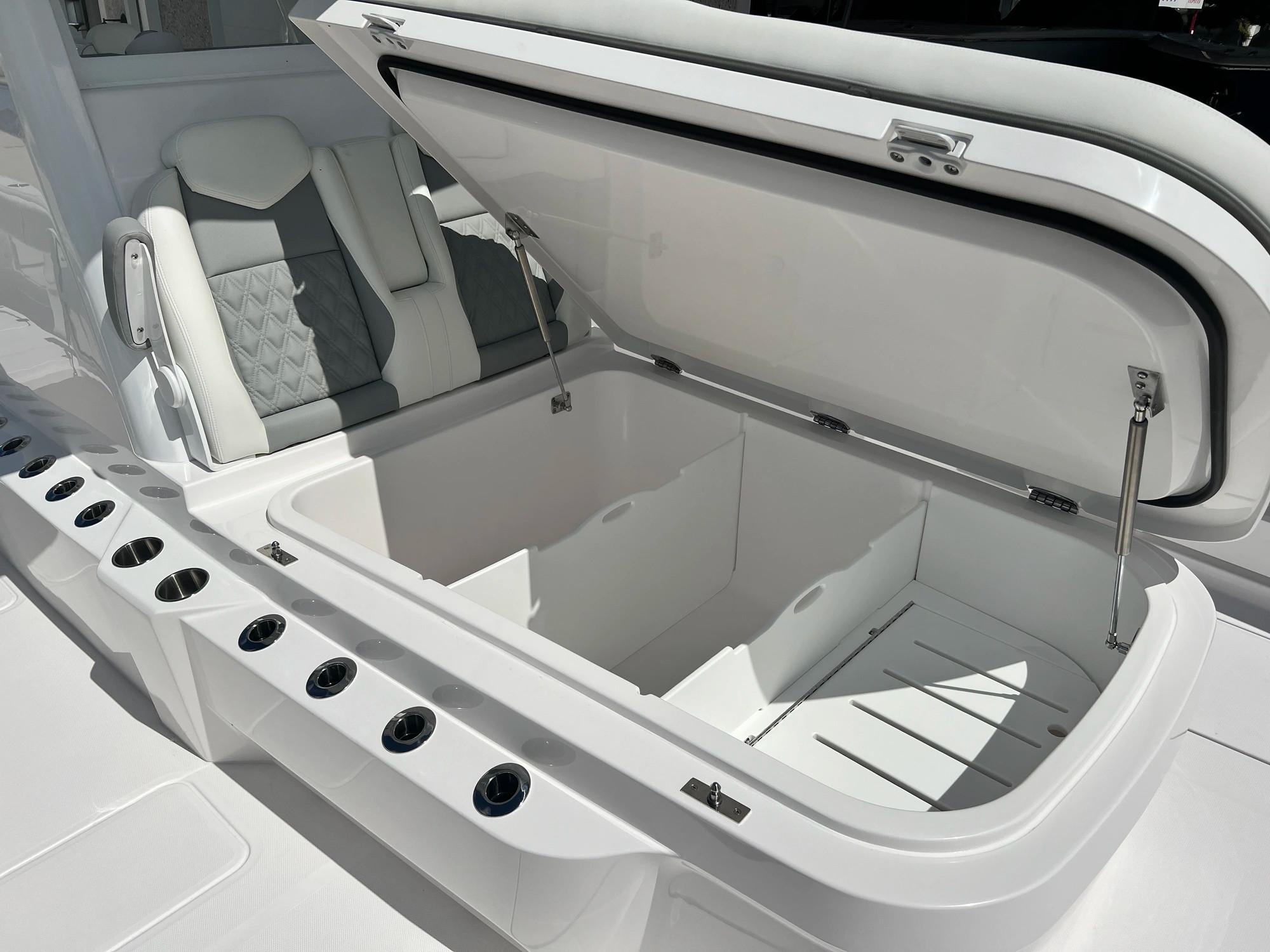 2025 Invincible 35 Catamaran Center Console for sale - YachtWorld