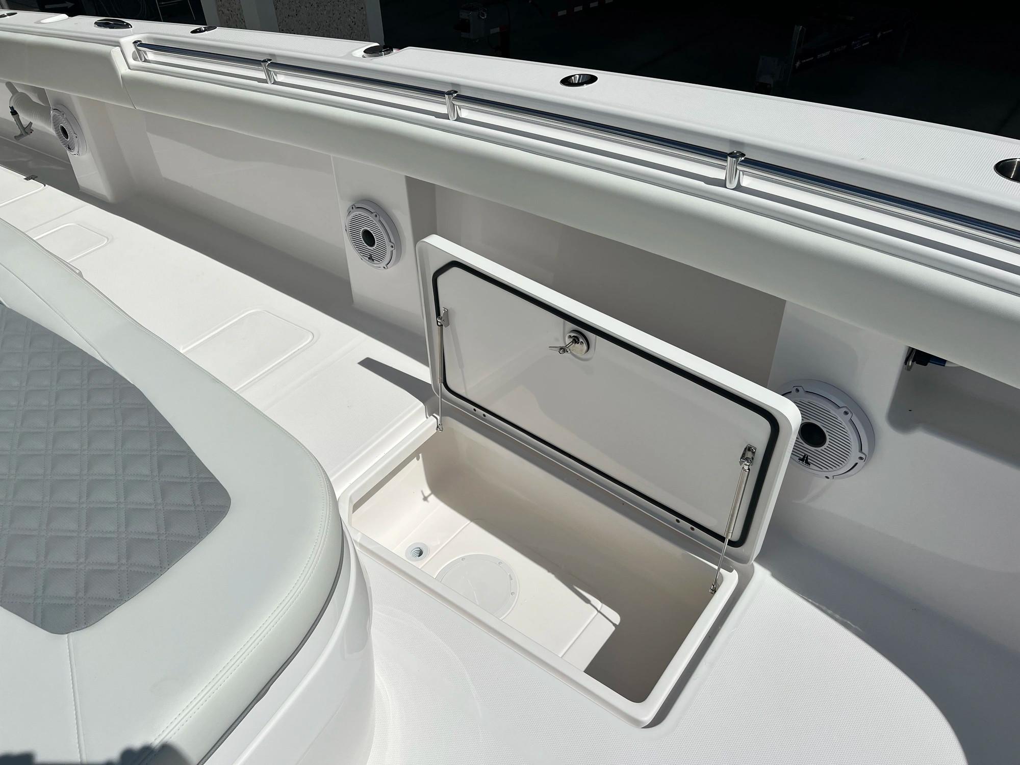 2025 Invincible 35 Catamaran Center Console for sale - YachtWorld