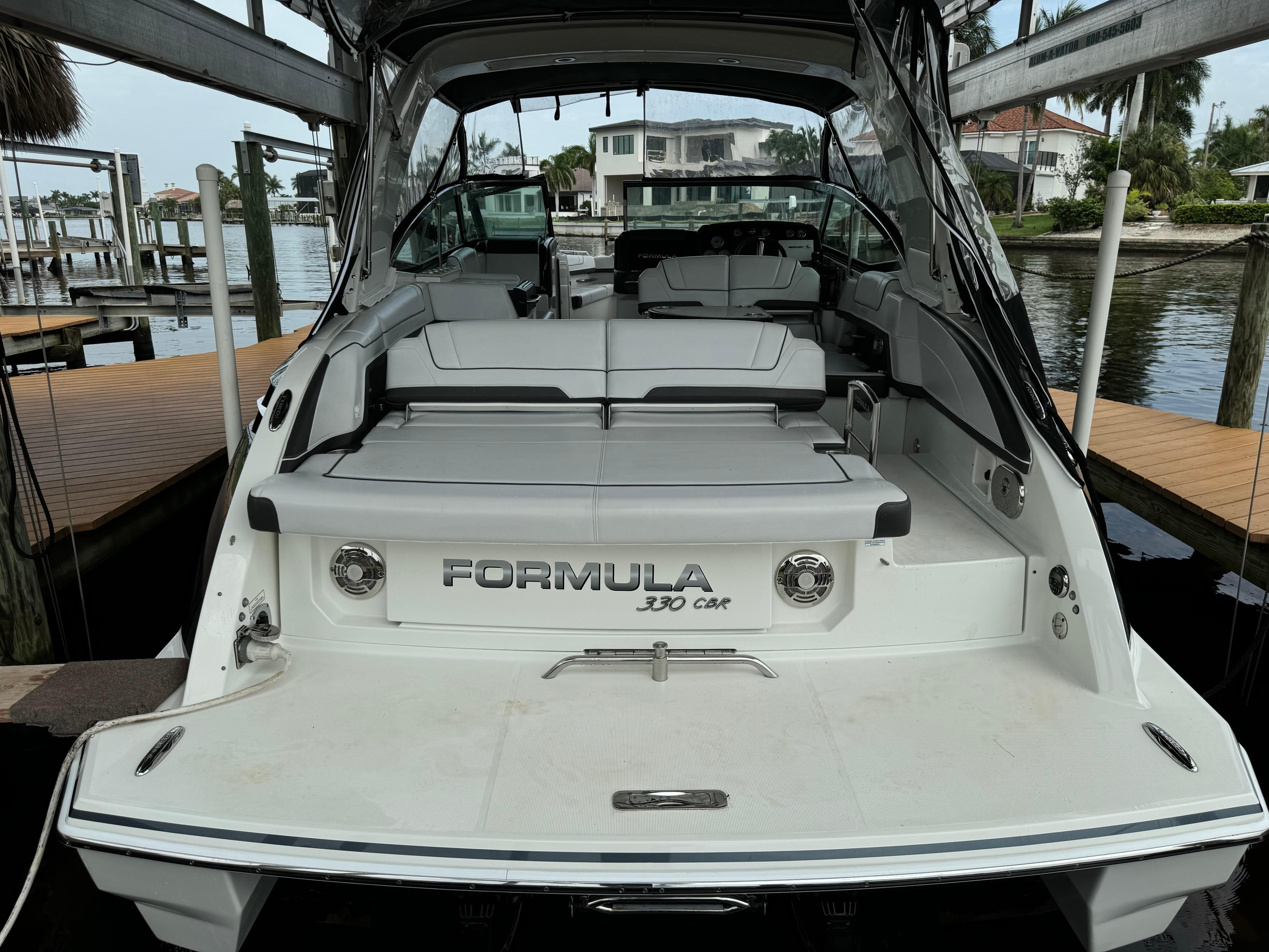 2018 Formula 330 Crossover Bowrider Bowrider for sale - YachtWorld