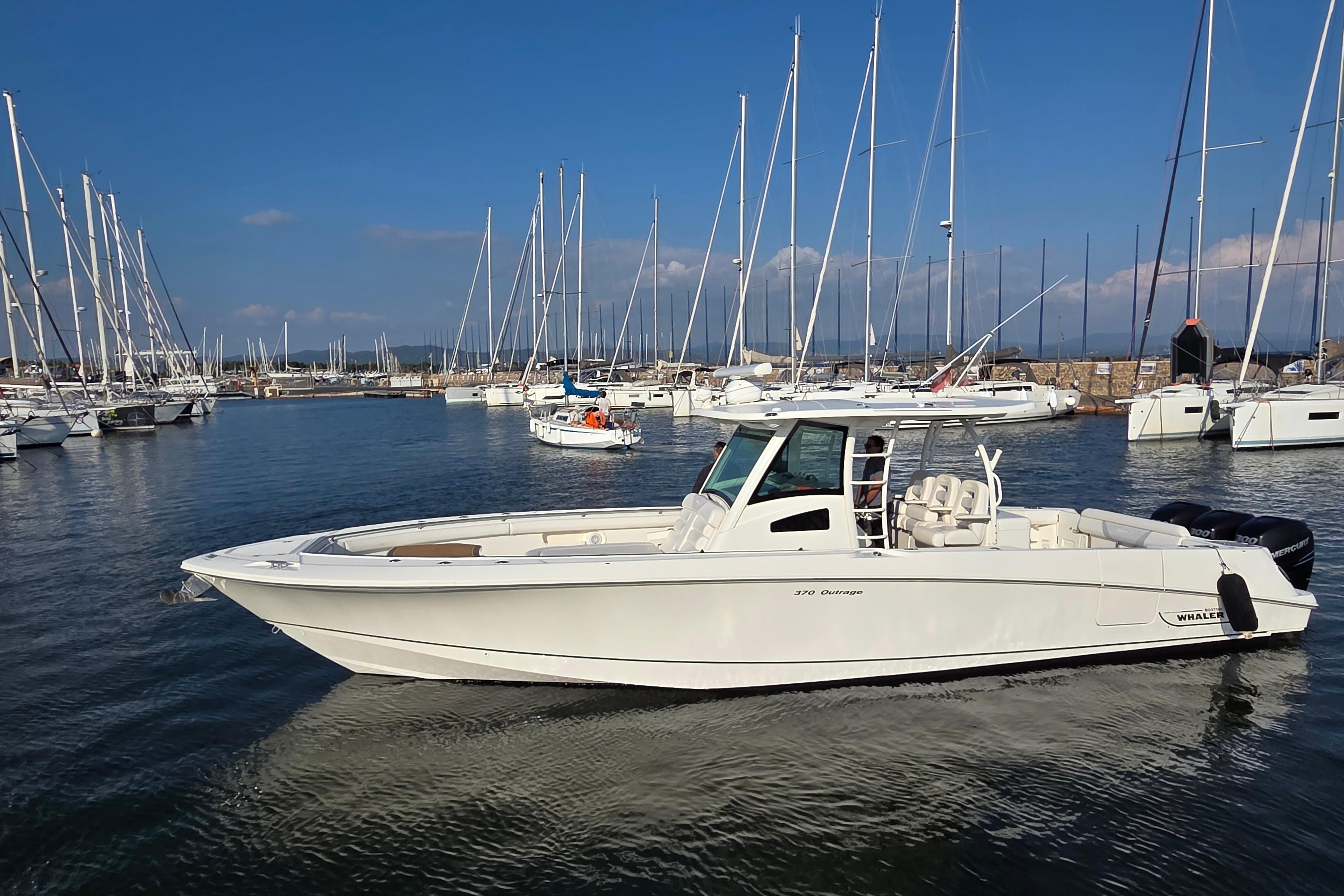 Boston Whaler 370 Outrage | 2014 | 11m - Var ( 83 ) | Boatshop24