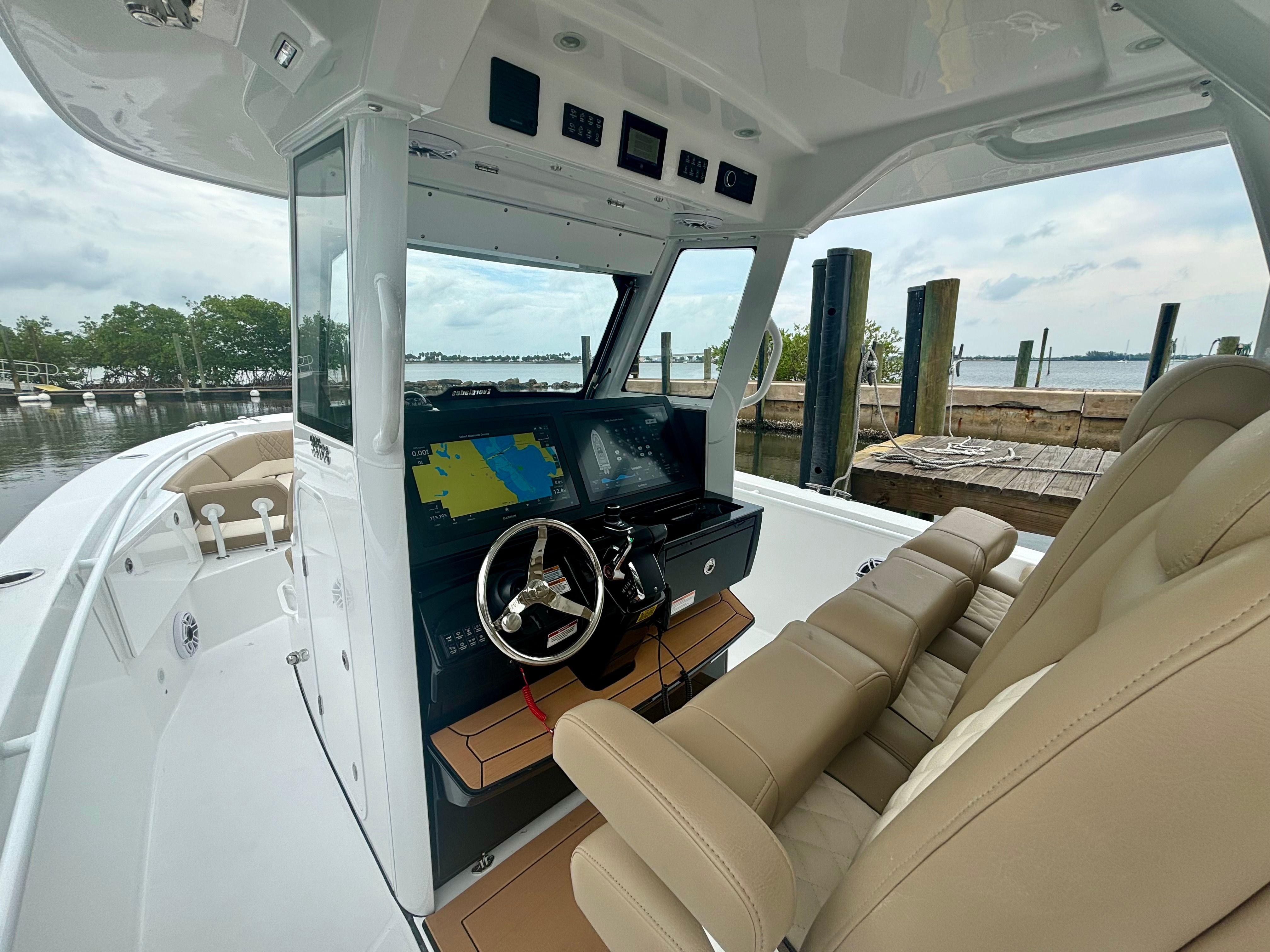 2025 Everglades 335 CC Walkaround Konsol till salu- YachtWorld