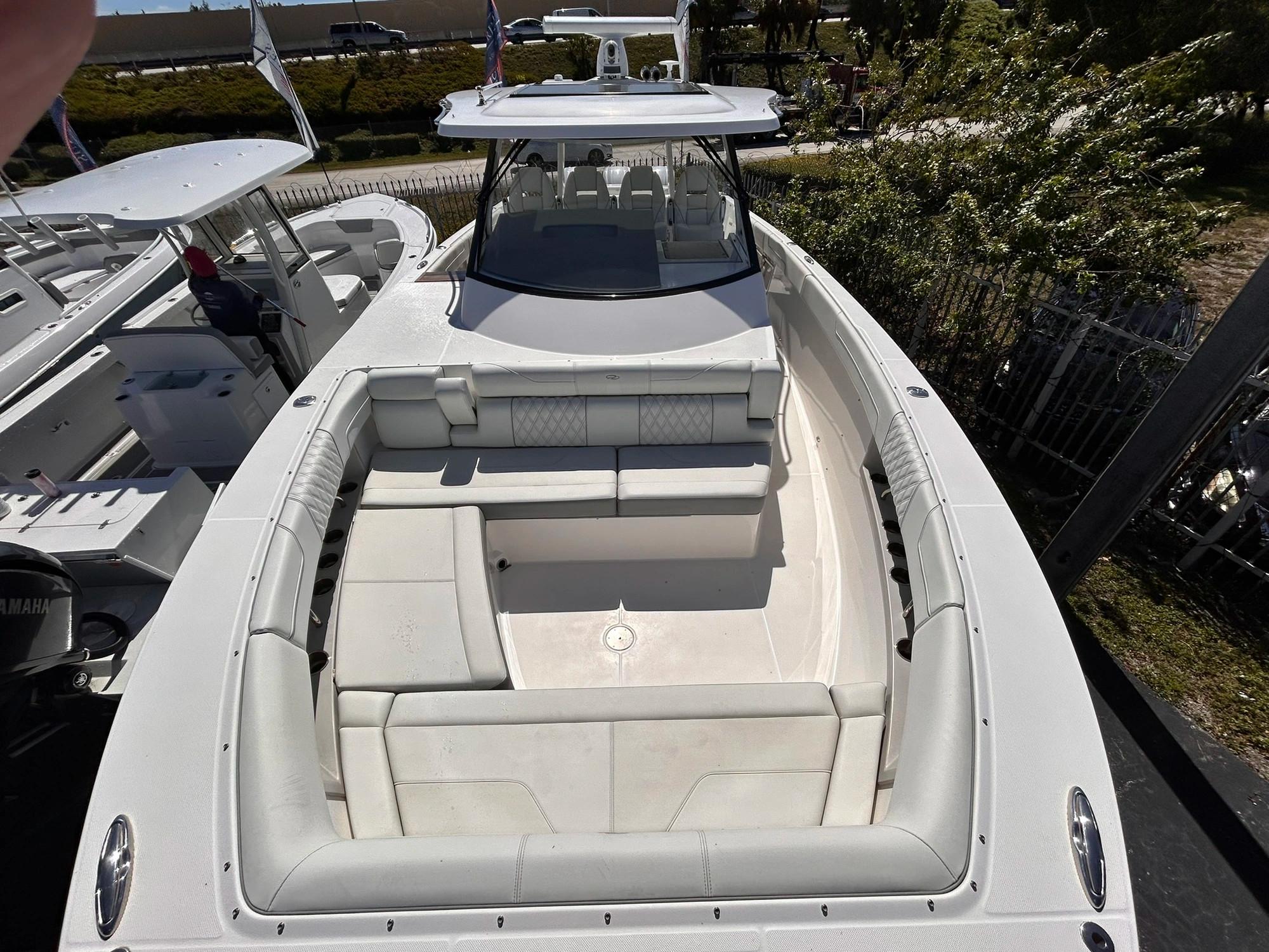 2022 Regal 38 SAV Motor Yachts for sale - YachtWorld