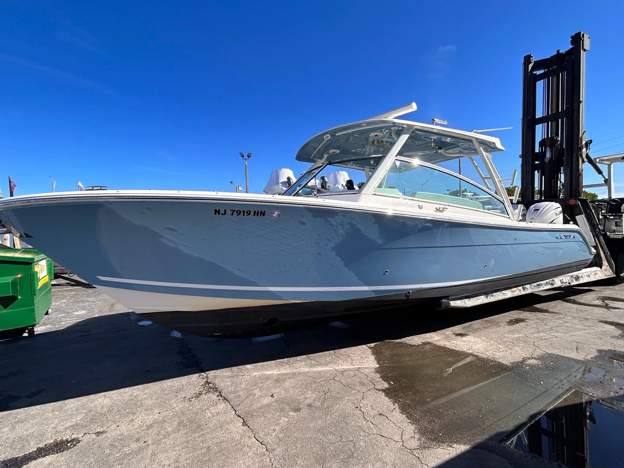 2021 Cobia 330 DC Dual Console for sale - YachtWorld