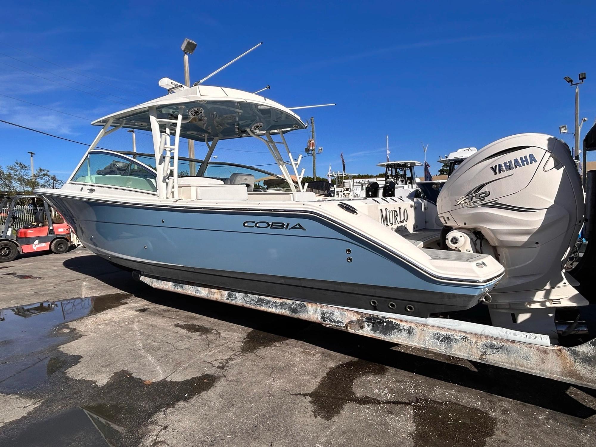 2021 Cobia 330 DC Dual Console for sale - YachtWorld
