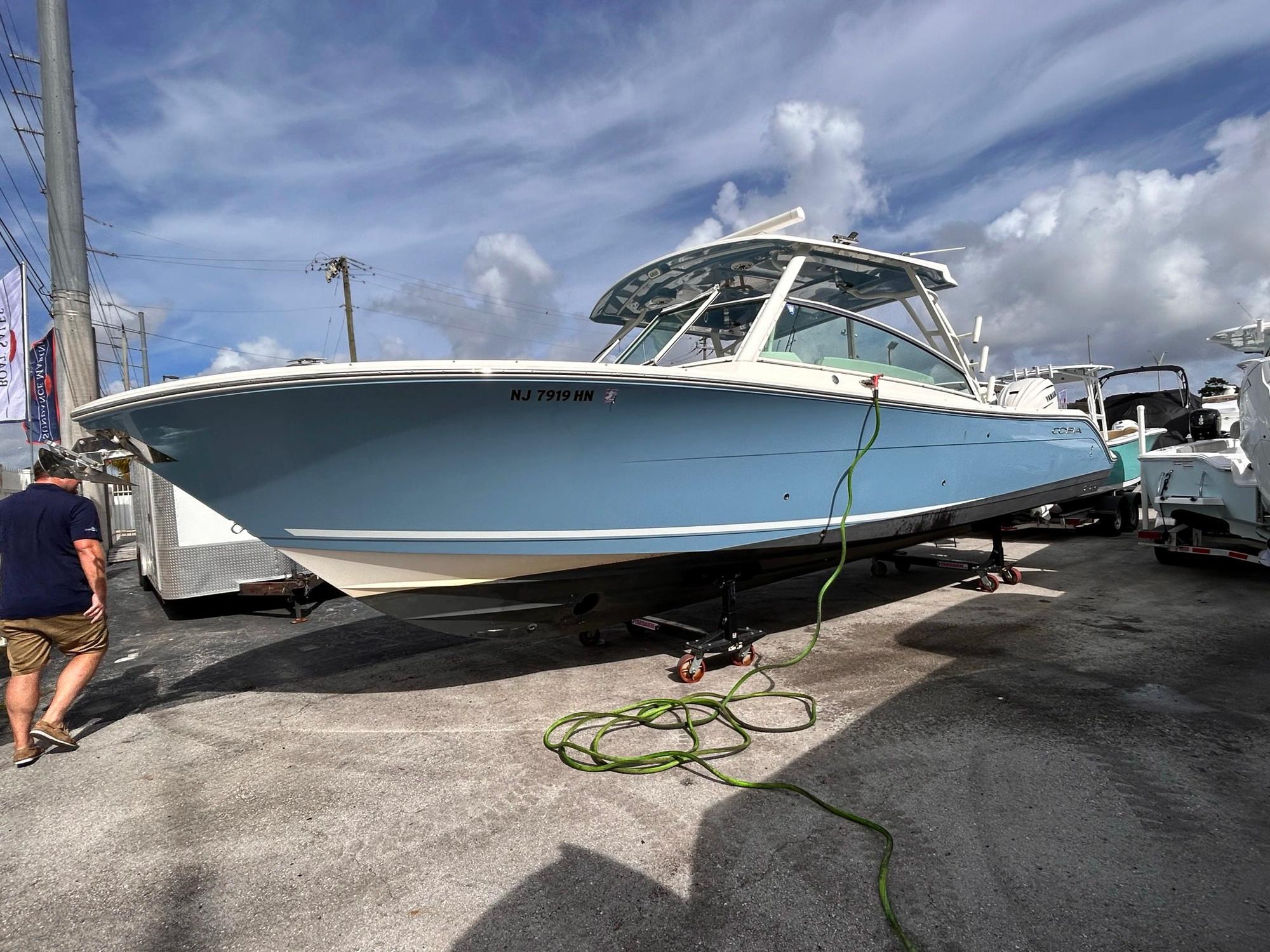 2021 Cobia 330 DC Dual Console for sale - YachtWorld