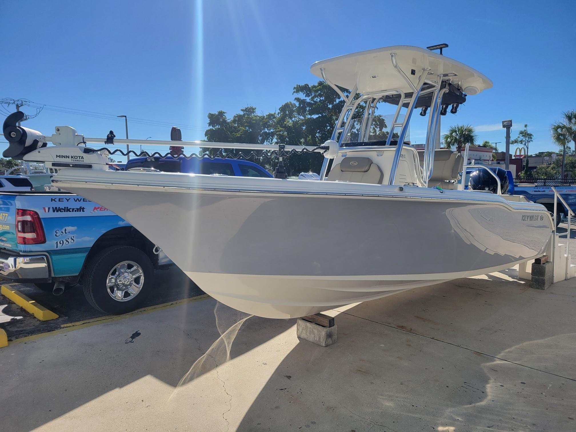 2024 Key West 239 FS Midterkonsol til salg- YachtWorld