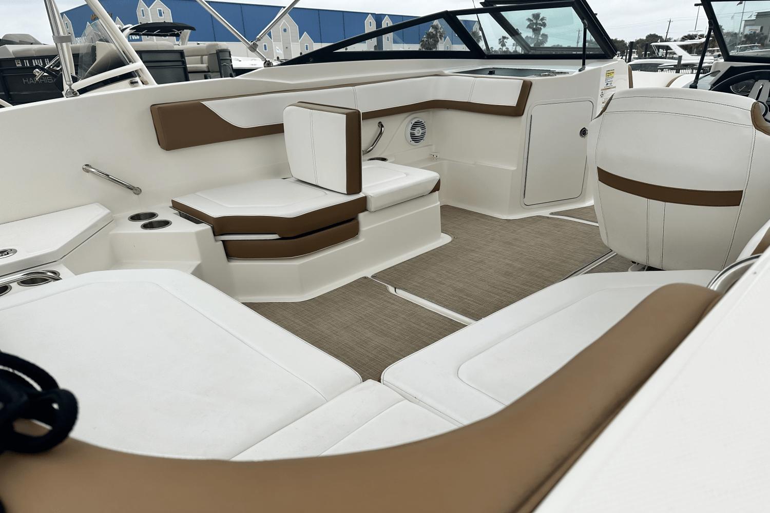 2017 Sea Ray SPX 210 OB Runabout-Boot Kaufen - YachtWorld