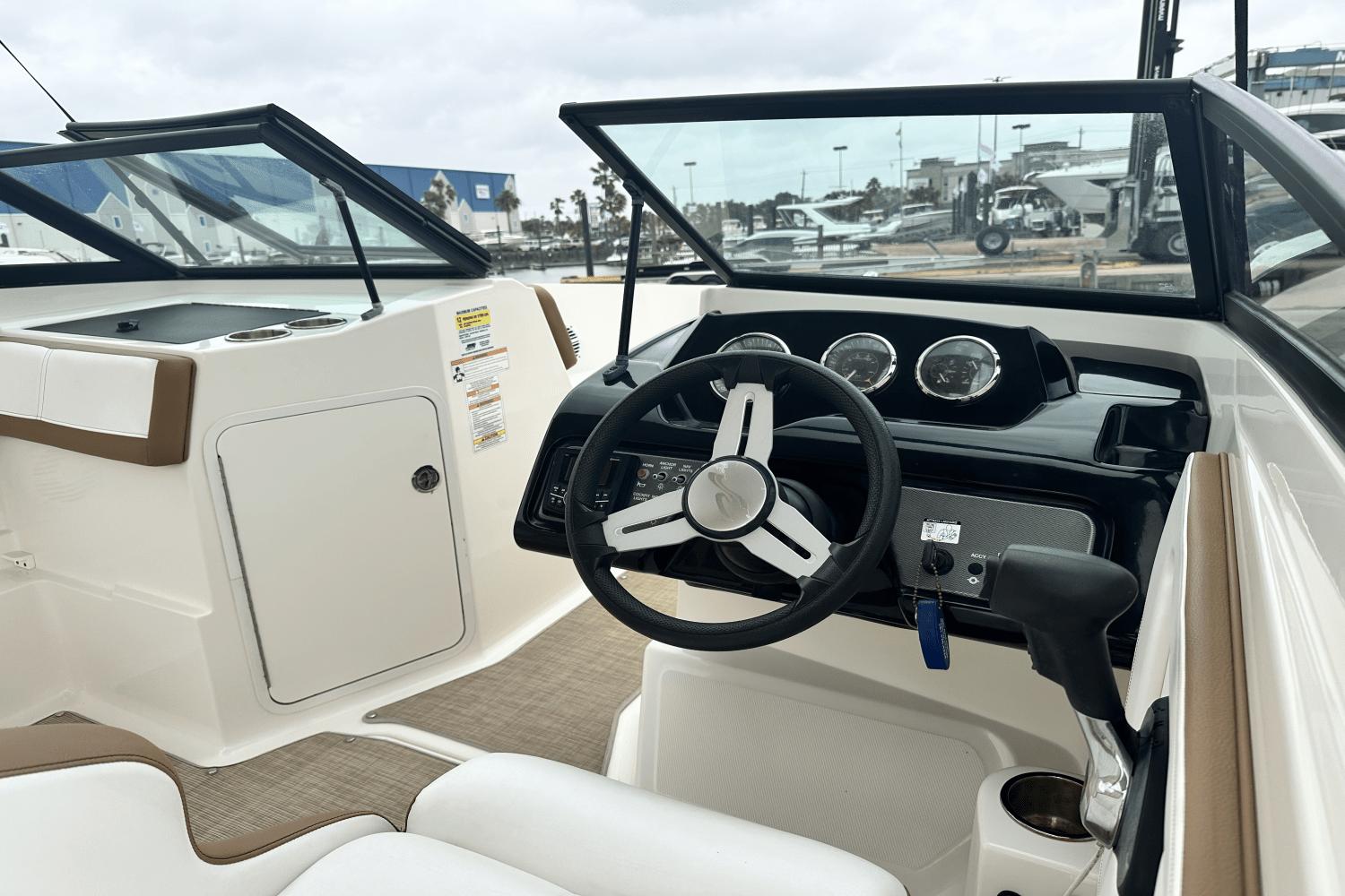 2017 Sea Ray SPX 210 OB Runabout-Boot Kaufen - YachtWorld