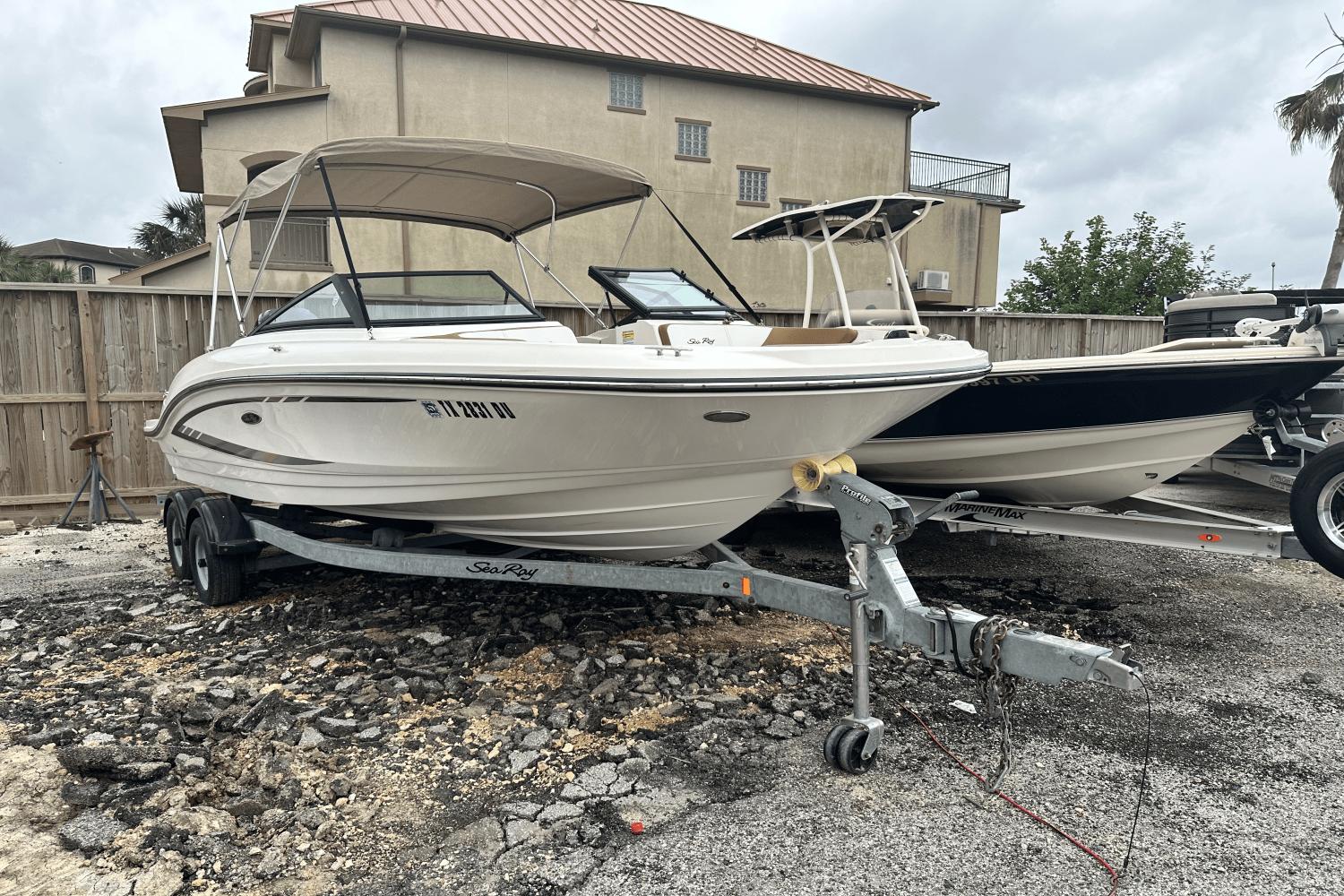 2017 Sea Ray SPX 210 OB Runabout-Boot Kaufen - YachtWorld