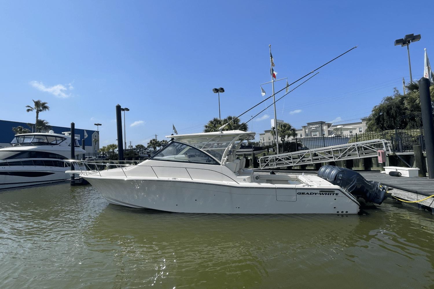 2023 Grady-White Express 370 Cuddy Cabin for sale - YachtWorld