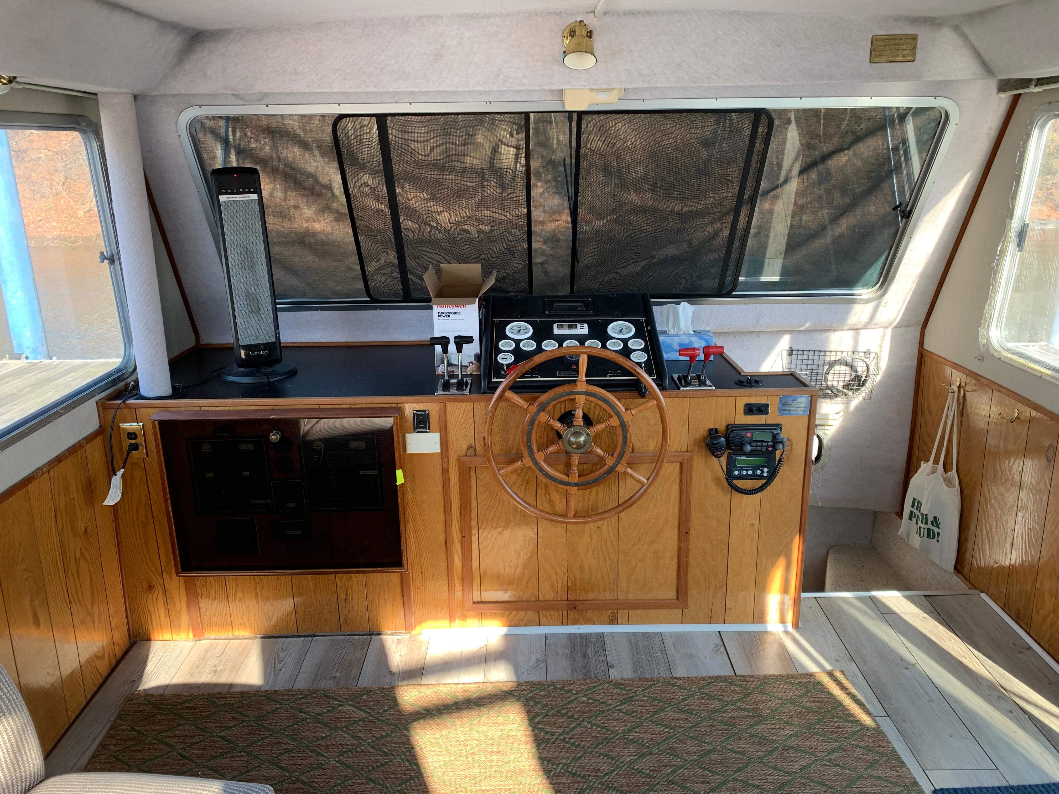 1996 Harbor Master 460 WIDEBODY House for sale - YachtWorld