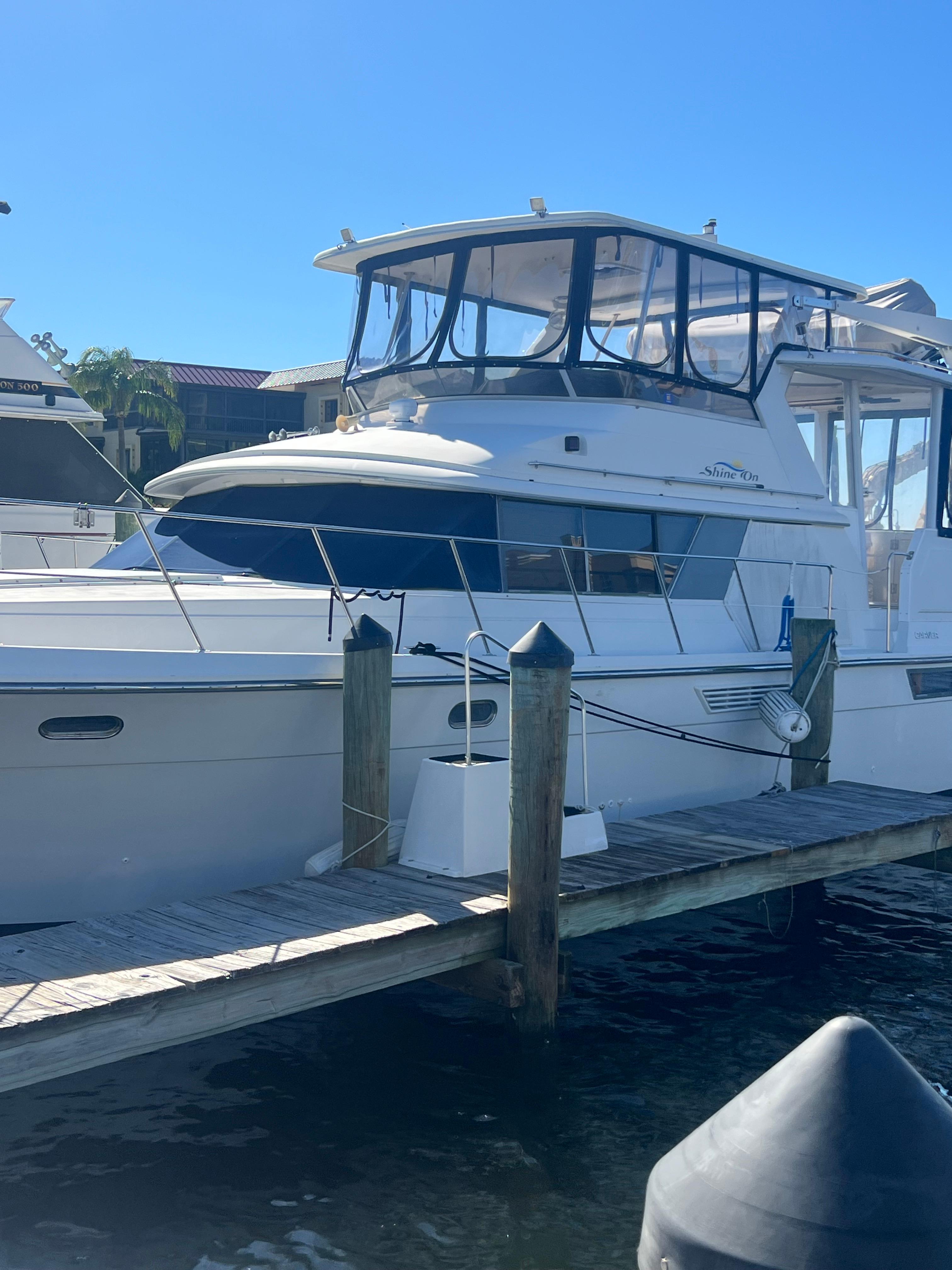 1995 Carver 440 Aft Cabin Motor Yacht Takakajuutta myytävät - YachtWorld