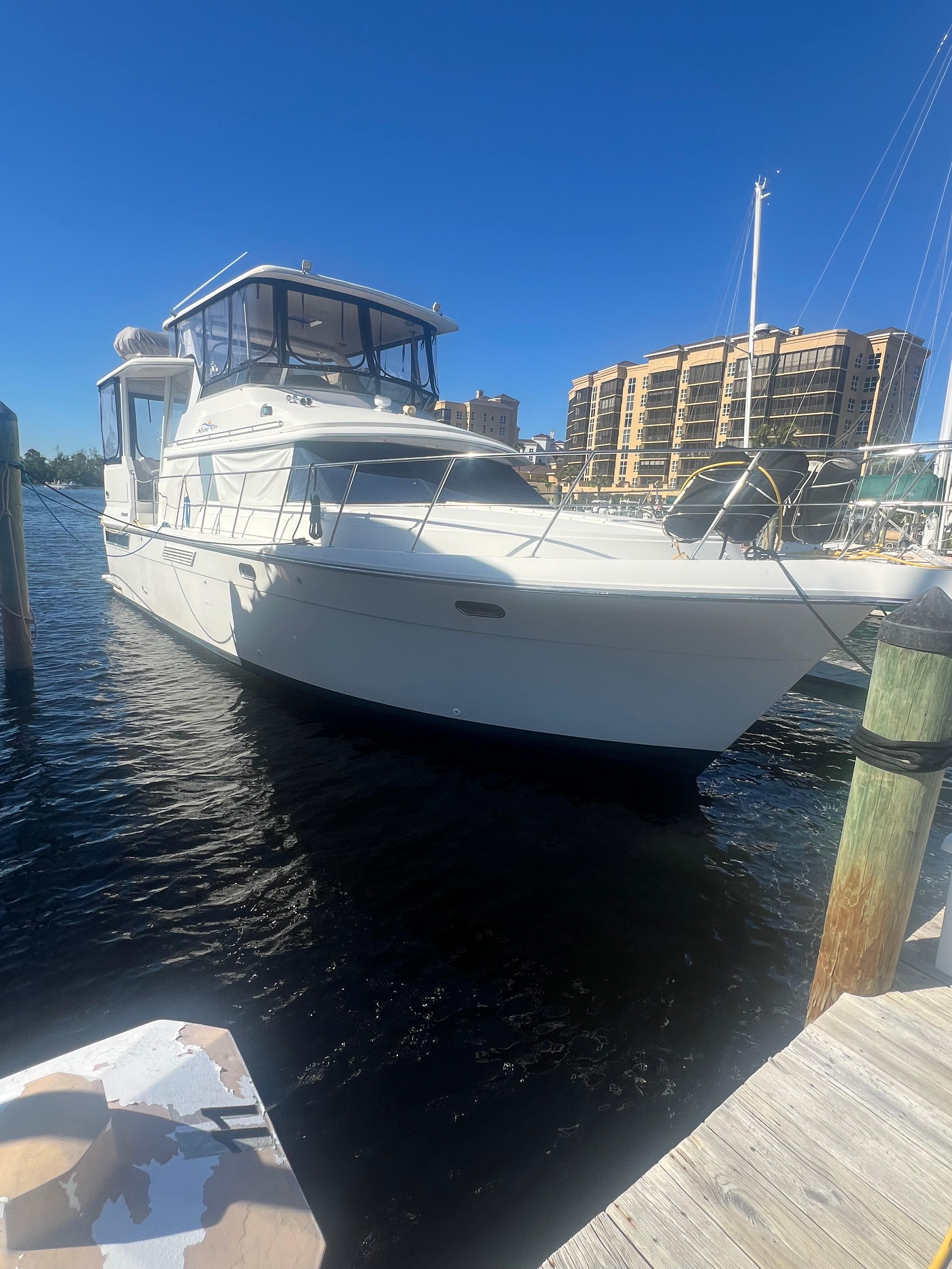 1995 Carver 440 Aft Cabin Motor Yacht Takakajuutta myytävät - YachtWorld