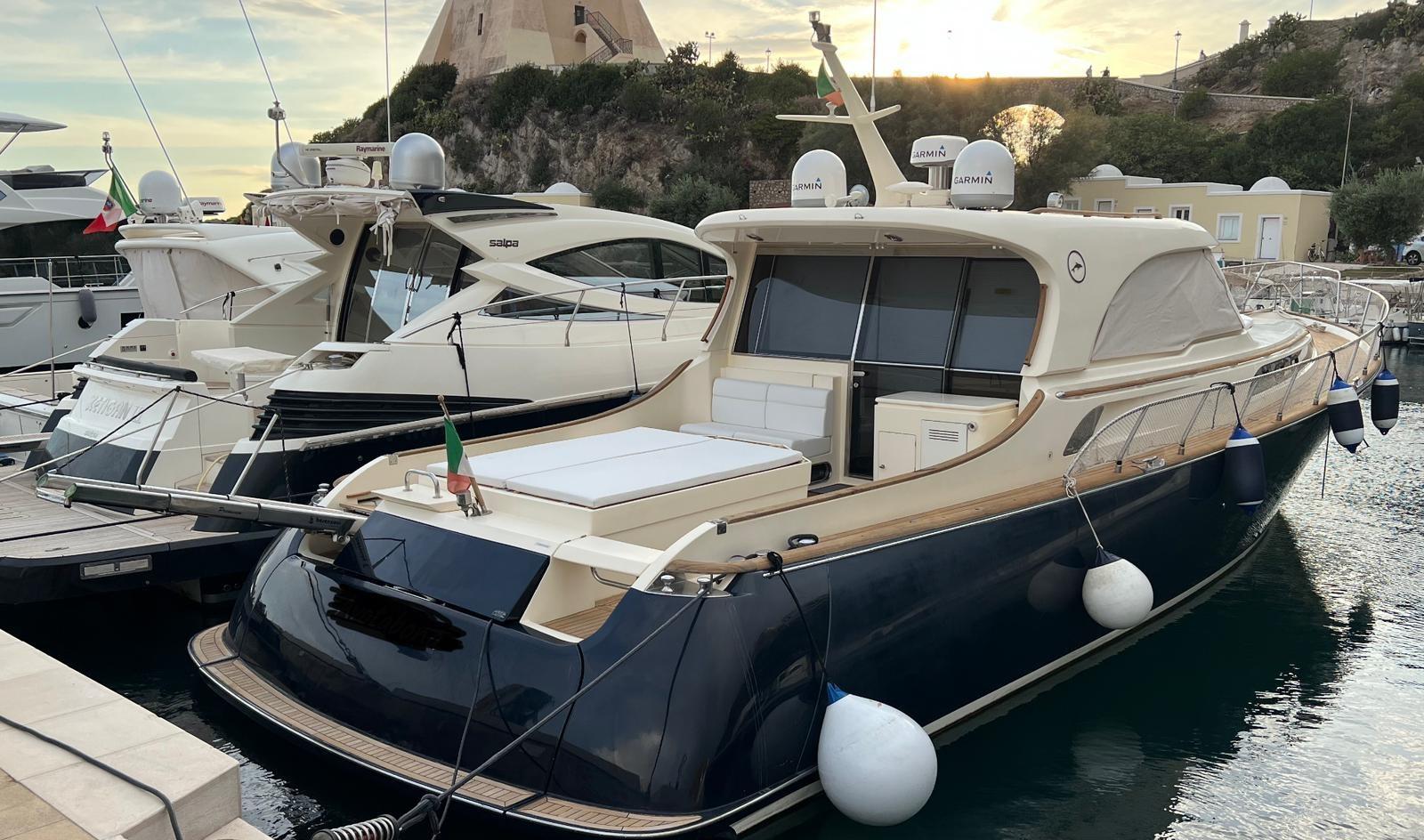 2005 Mochi Craft MOCHI 51 DOLPHIN Convertible for sale - YachtWorld