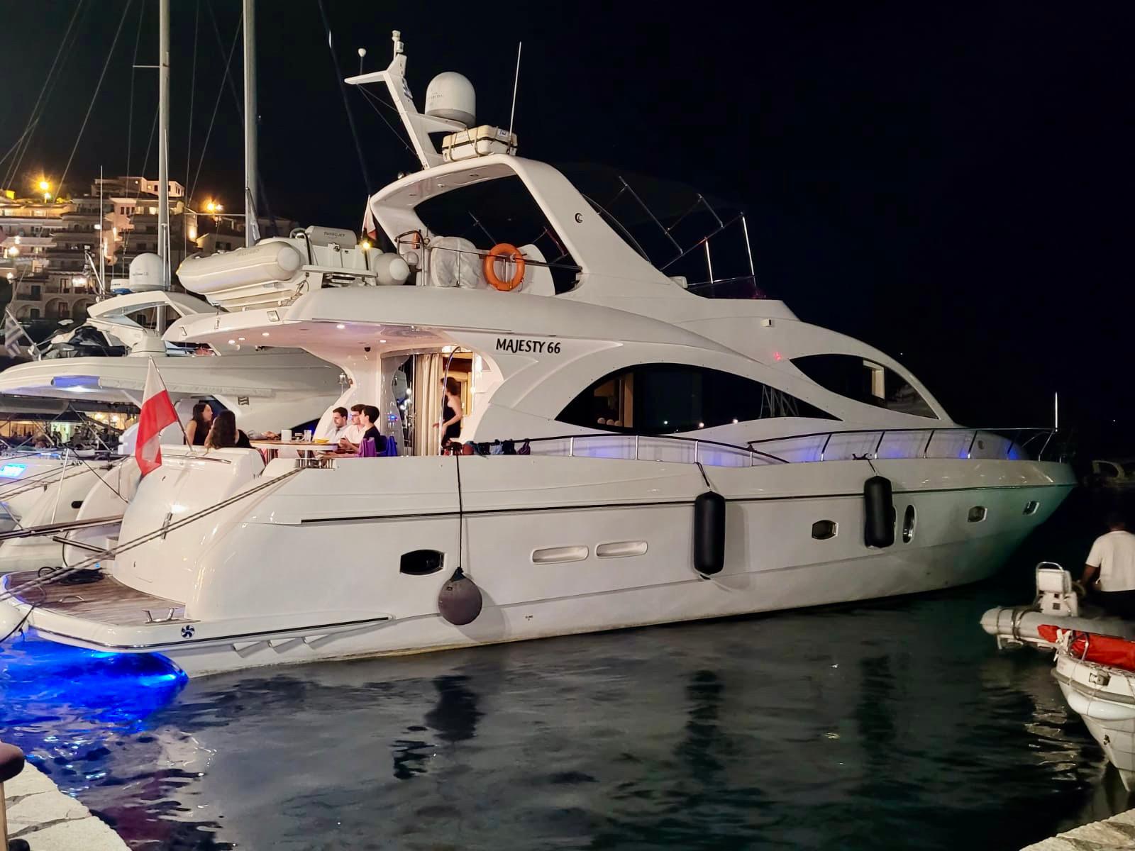 2010 Majesty 66 Flybridge Motor Yachts for sale - YachtWorld