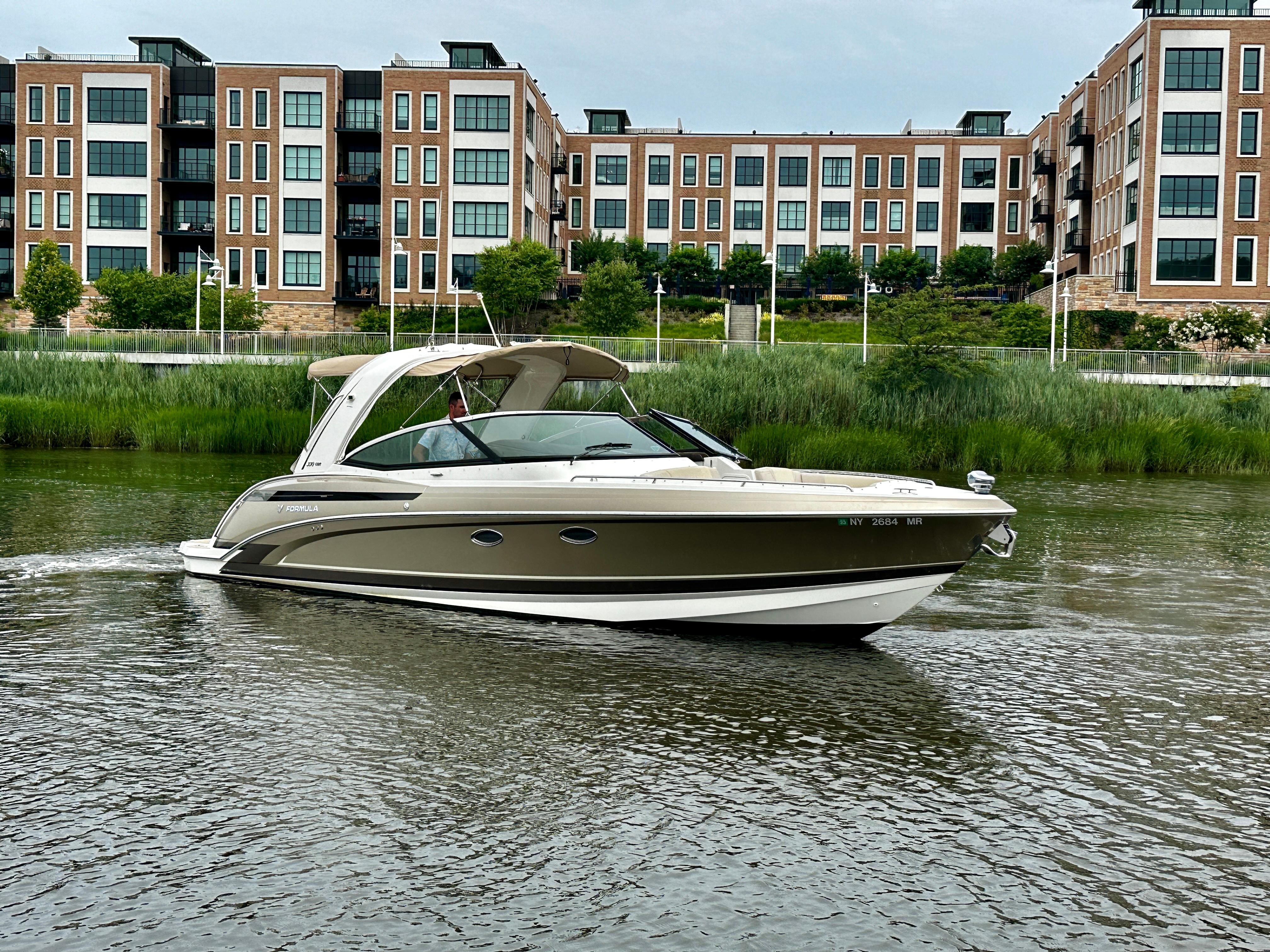 2015 Formula 330 Crossover Bowrider Bowrider for sale - YachtWorld