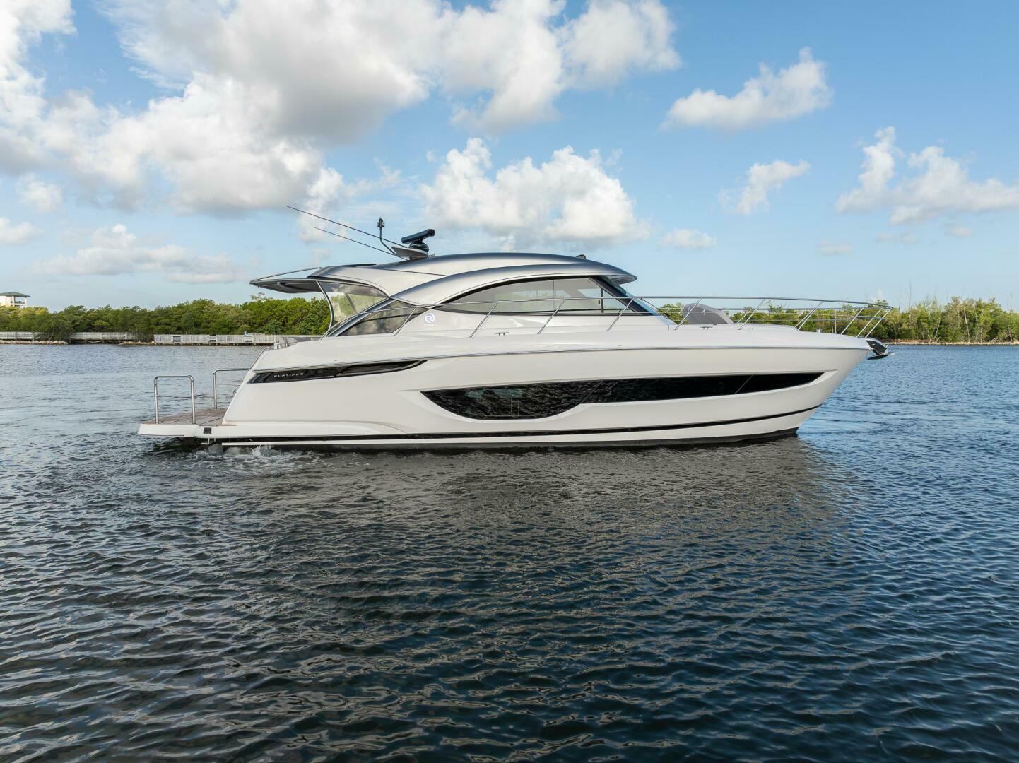 New Riviera 4600 Sport Yacht in Florida - iNautia