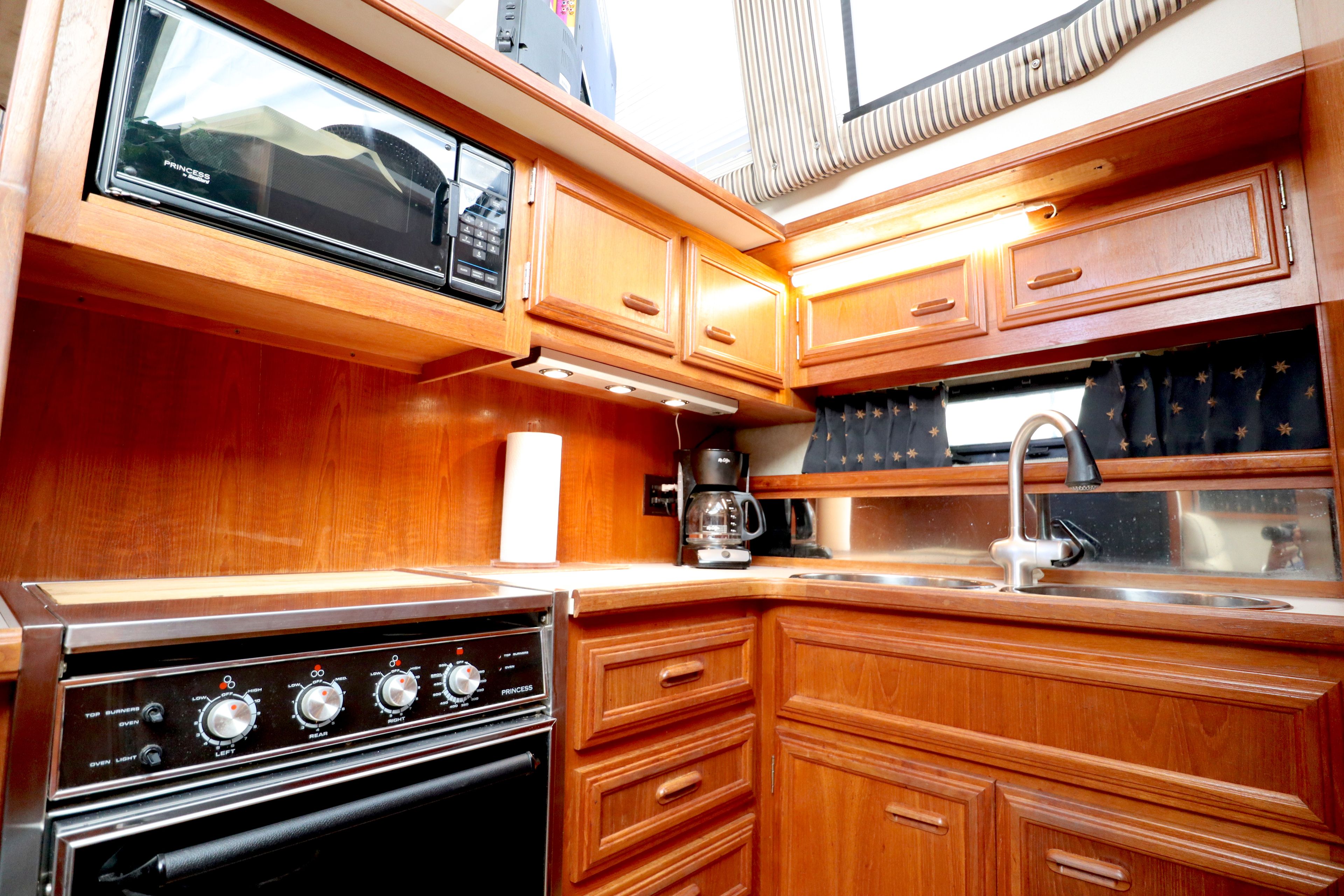 1988 Carver 38 Aft Cabin Motor Yacht 3807 - Weber Yachts