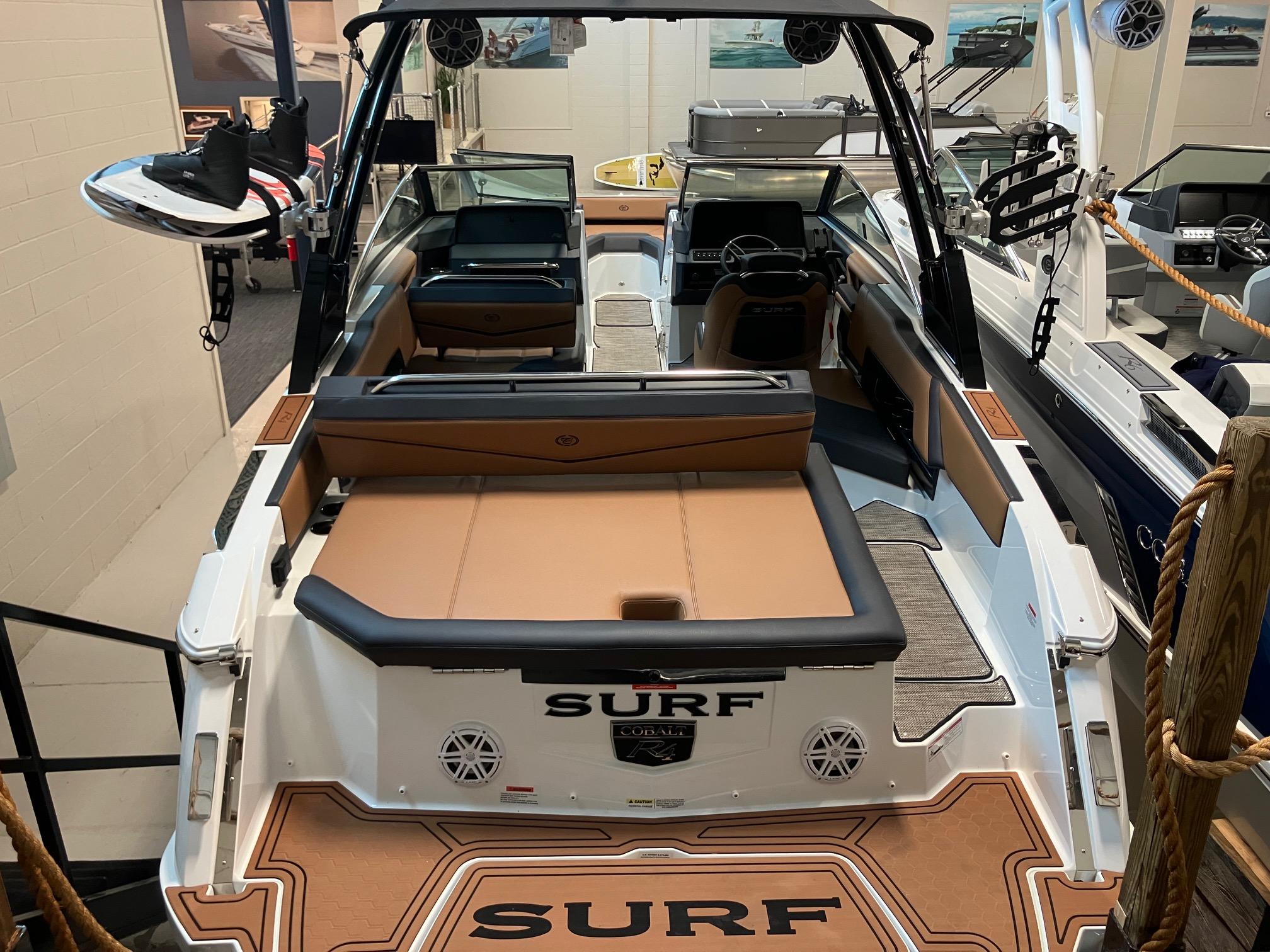 2024 Cobalt R4 Surf Barcos de esquí y wakeboard en venta - YachtWorld