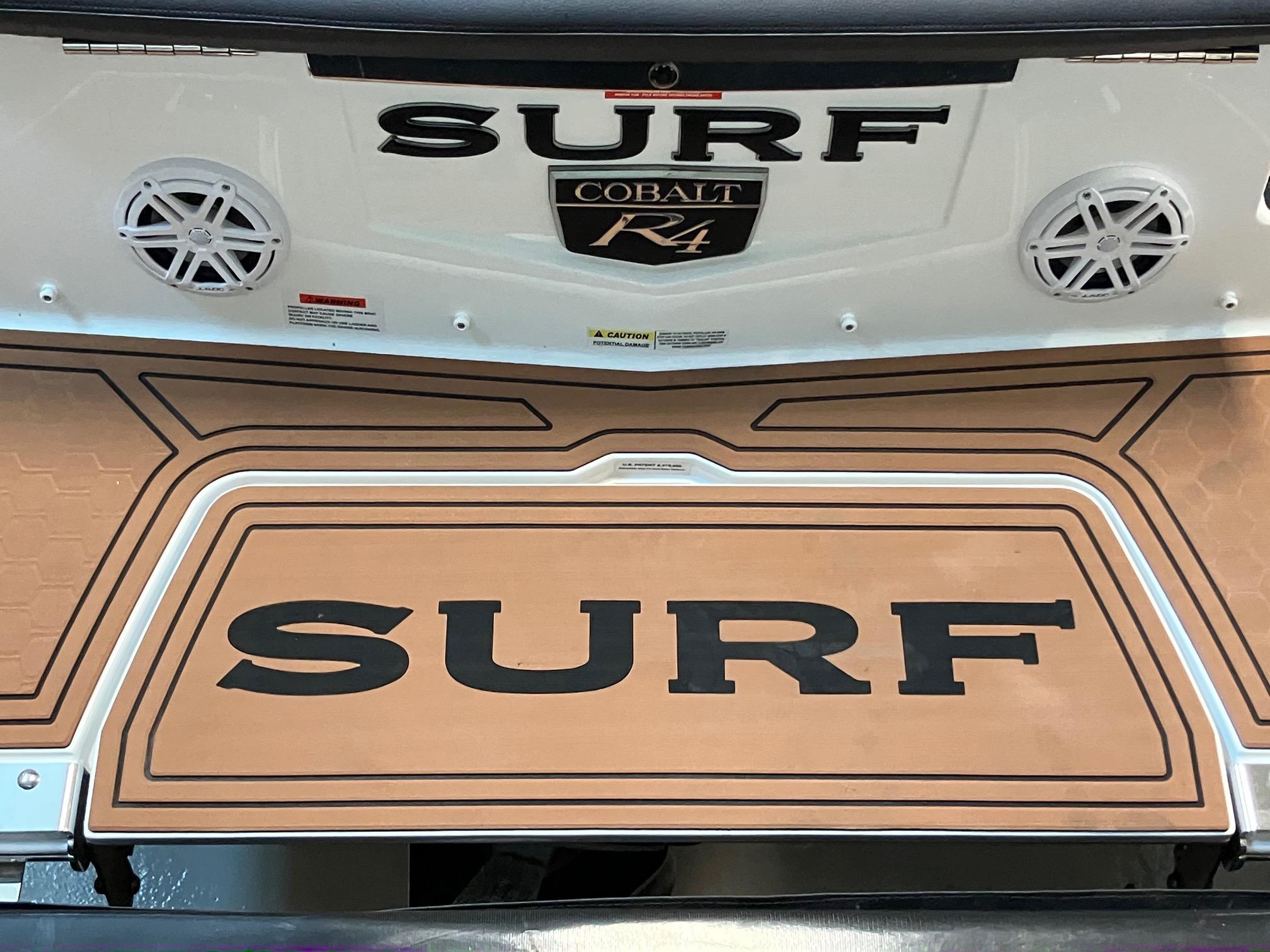 2024 Cobalt R4 Surf Barcos de esquí y wakeboard en venta - YachtWorld