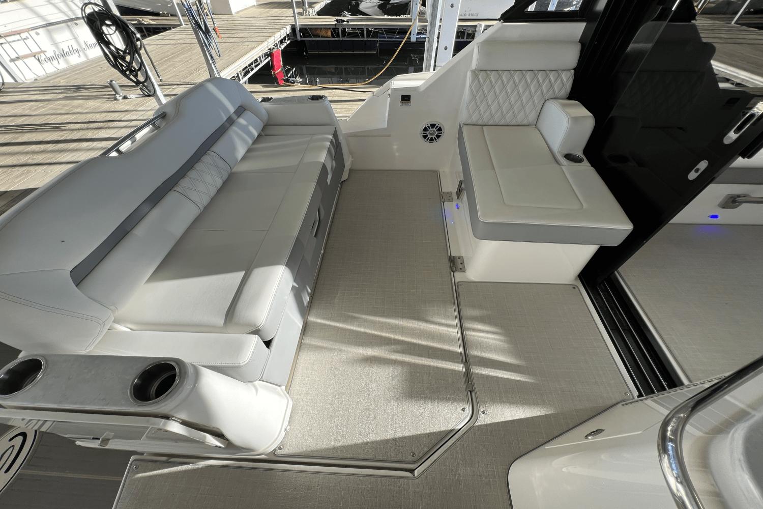 2022 Regal 36 Grand Coupe Sportboot Kaufen - YachtWorld