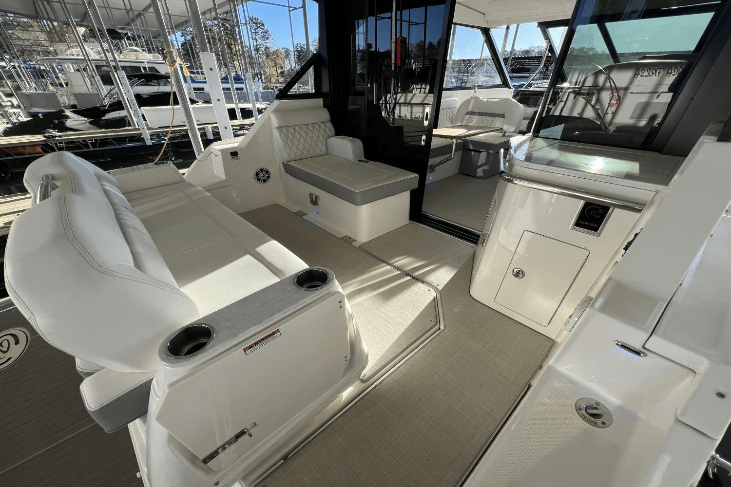 2022 Regal 36 Grand Coupe Sportboot Kaufen - YachtWorld