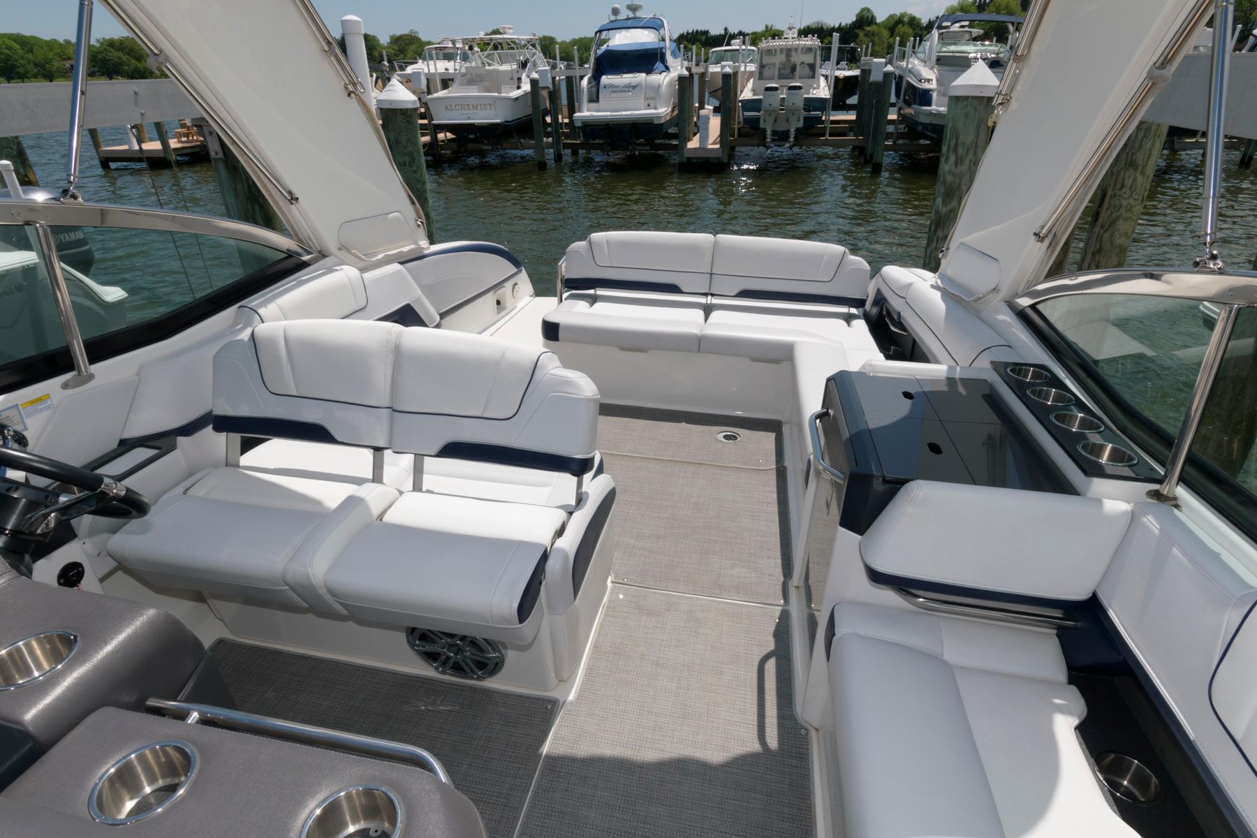 2017 Formula 330 Crossover Bowrider Bowrider for sale - YachtWorld