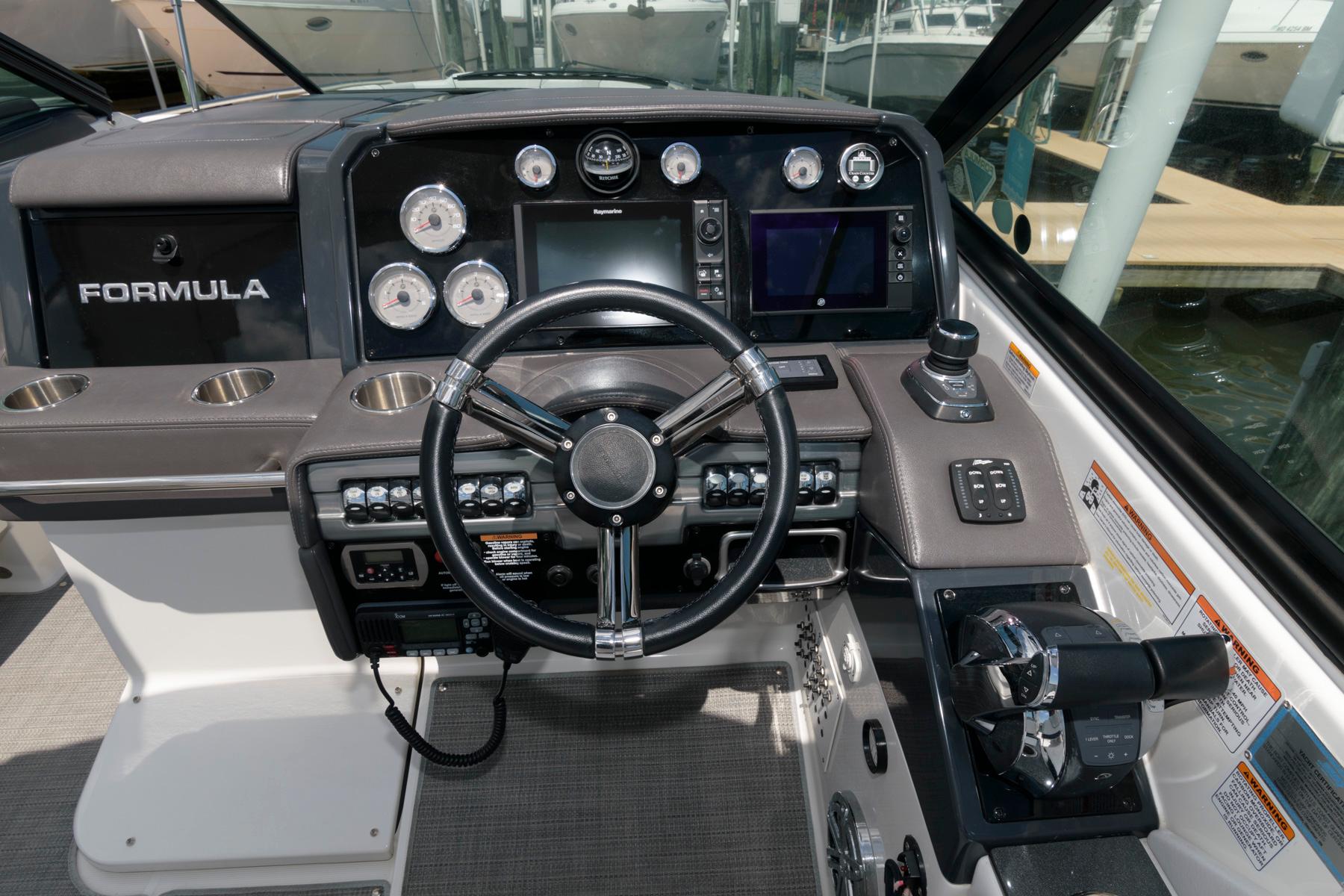 2017 Formula 330 Crossover Bowrider Bowrider for sale - YachtWorld