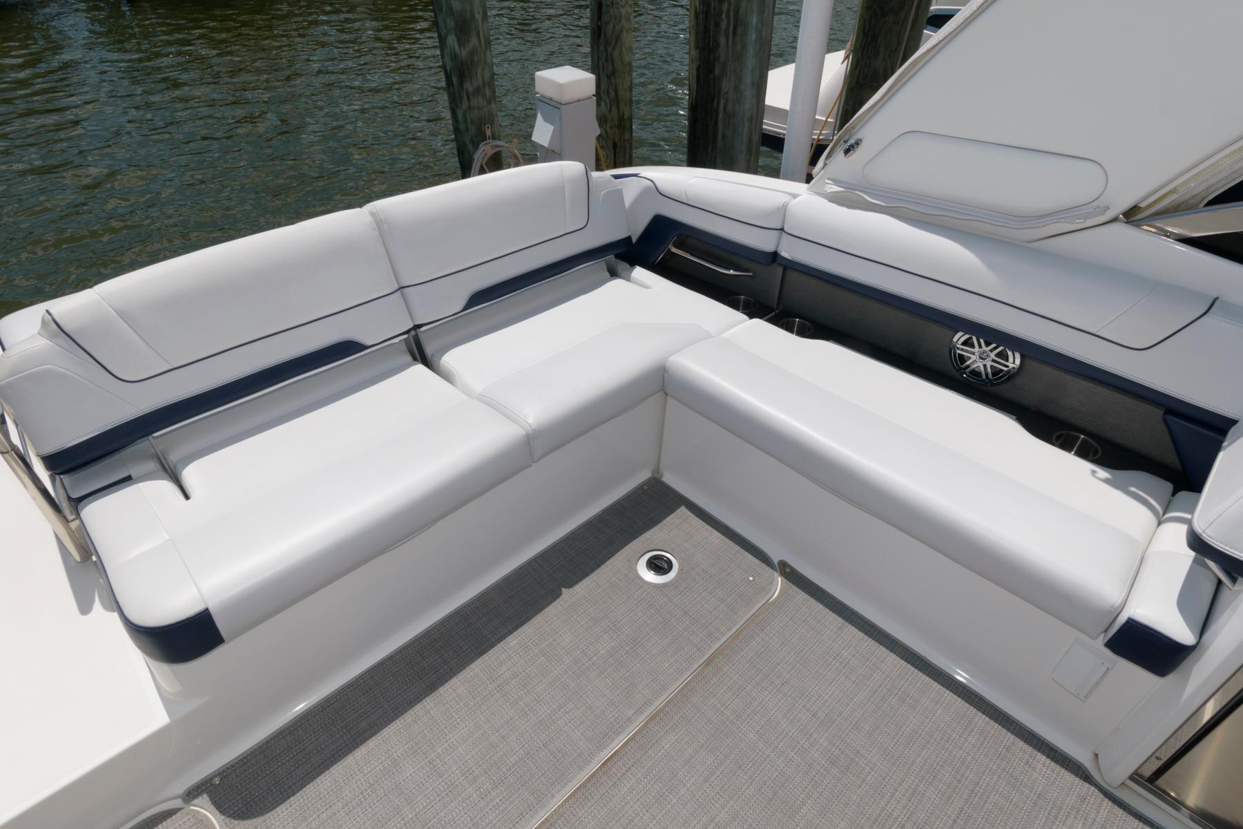 2017 Formula 330 Crossover Bowrider Bowrider for sale - YachtWorld