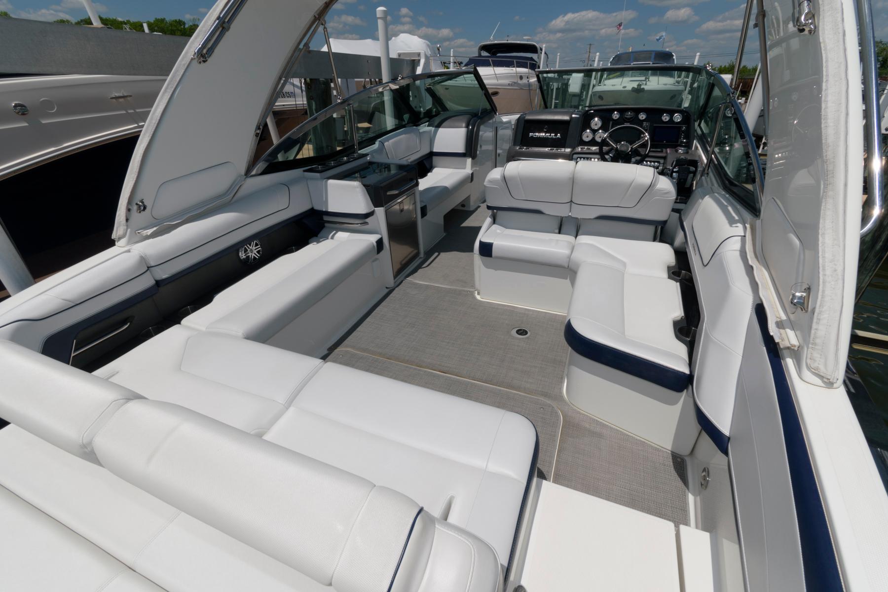 2017 Formula 330 Crossover Bowrider Bowrider for sale - YachtWorld