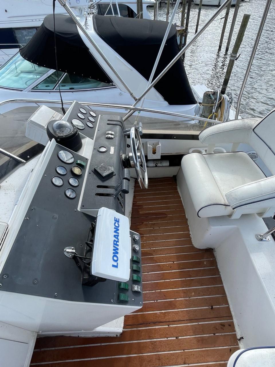 1993 Carver Sedan 300 Motorboot mit Achterkabine Kaufen - YachtWorld