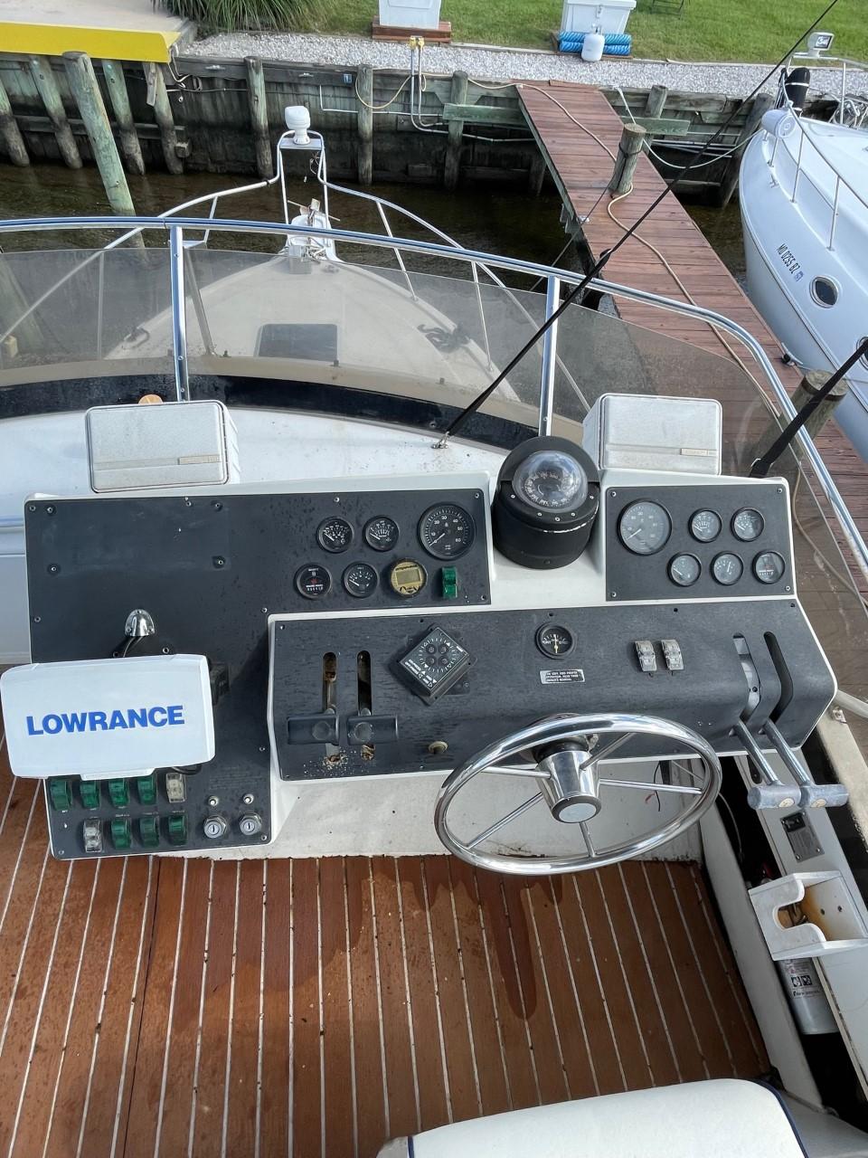 1993 Carver Sedan 300 Motorboot mit Achterkabine Kaufen - YachtWorld