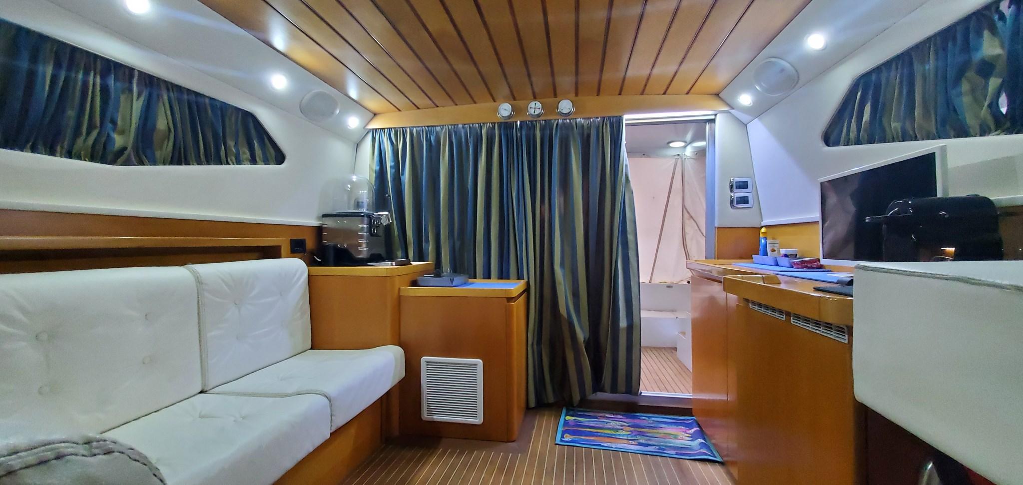 Raffaelli Typhoon fly 38 | 11m | 1992 | Boats and Outboards