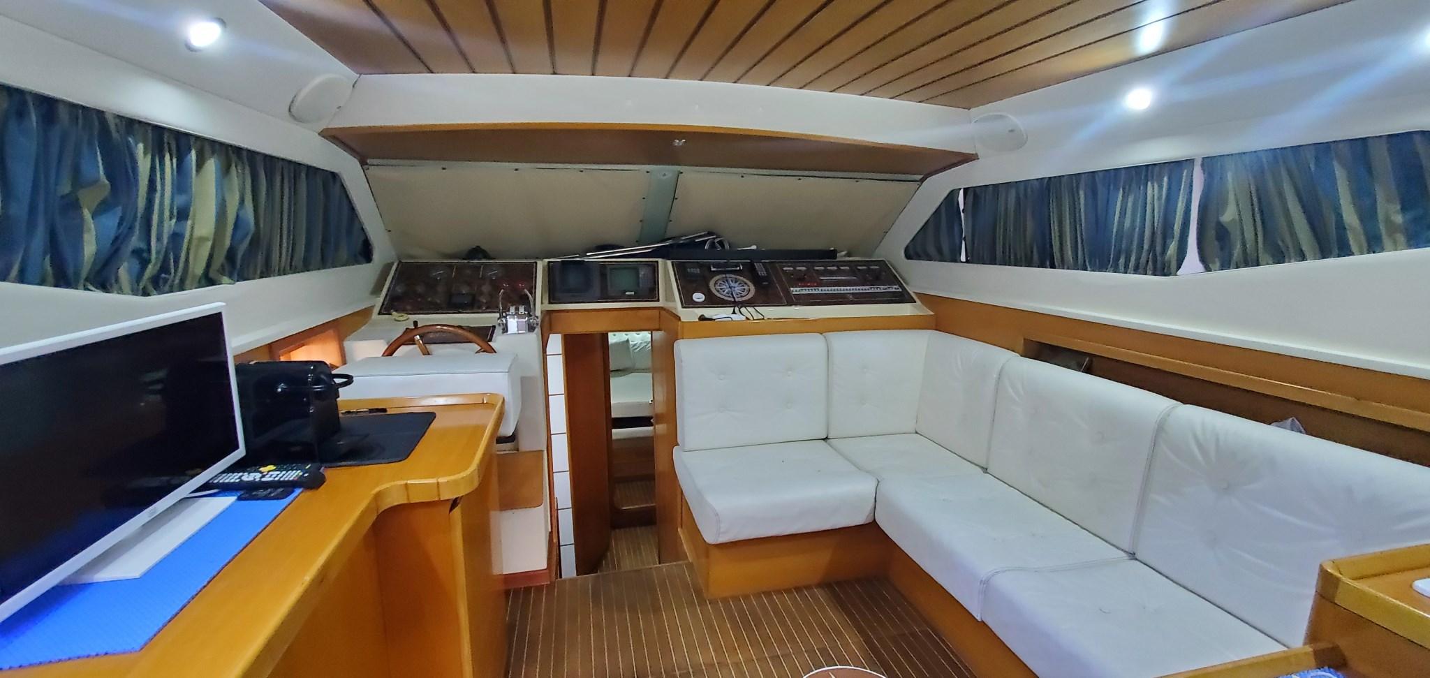 Raffaelli Typhoon fly 38 | 11m | 1992 | Boats and Outboards