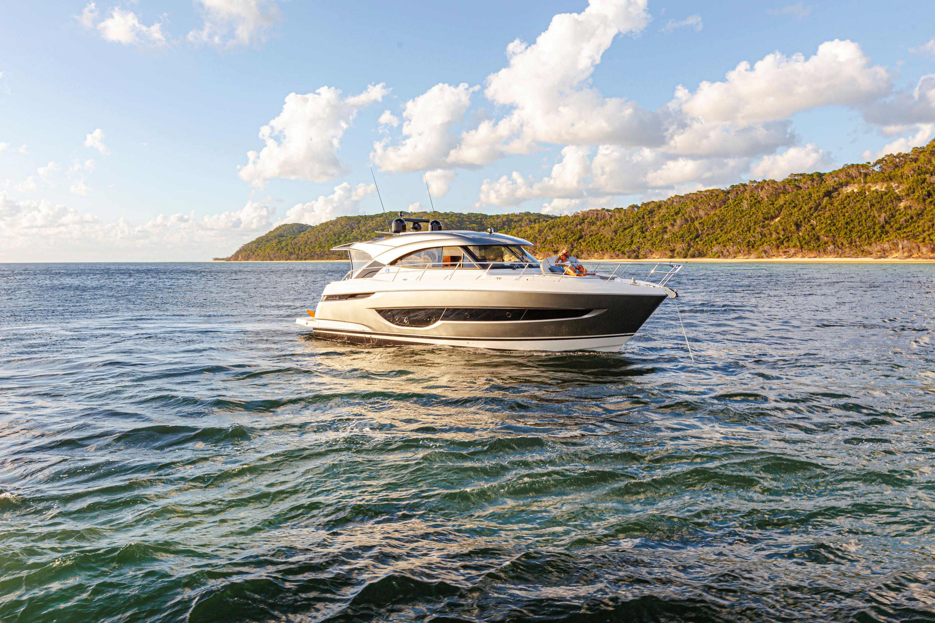 2026 Riviera 4600 Sport Yacht Platinum Edition - Incoming Stock ...