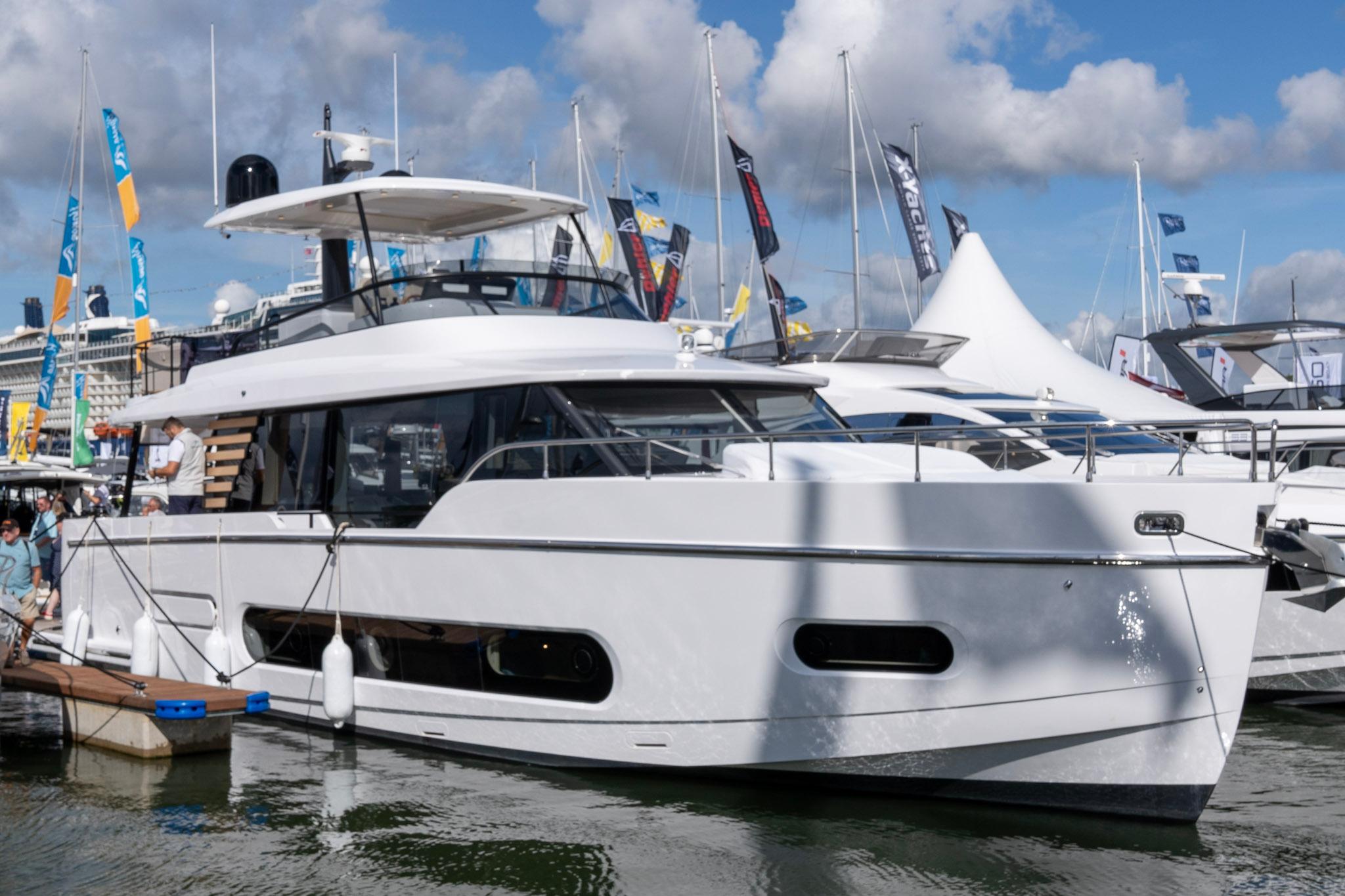 Used 2024 Azimut MAGELLANO 60 - Hampshire | TopBoats