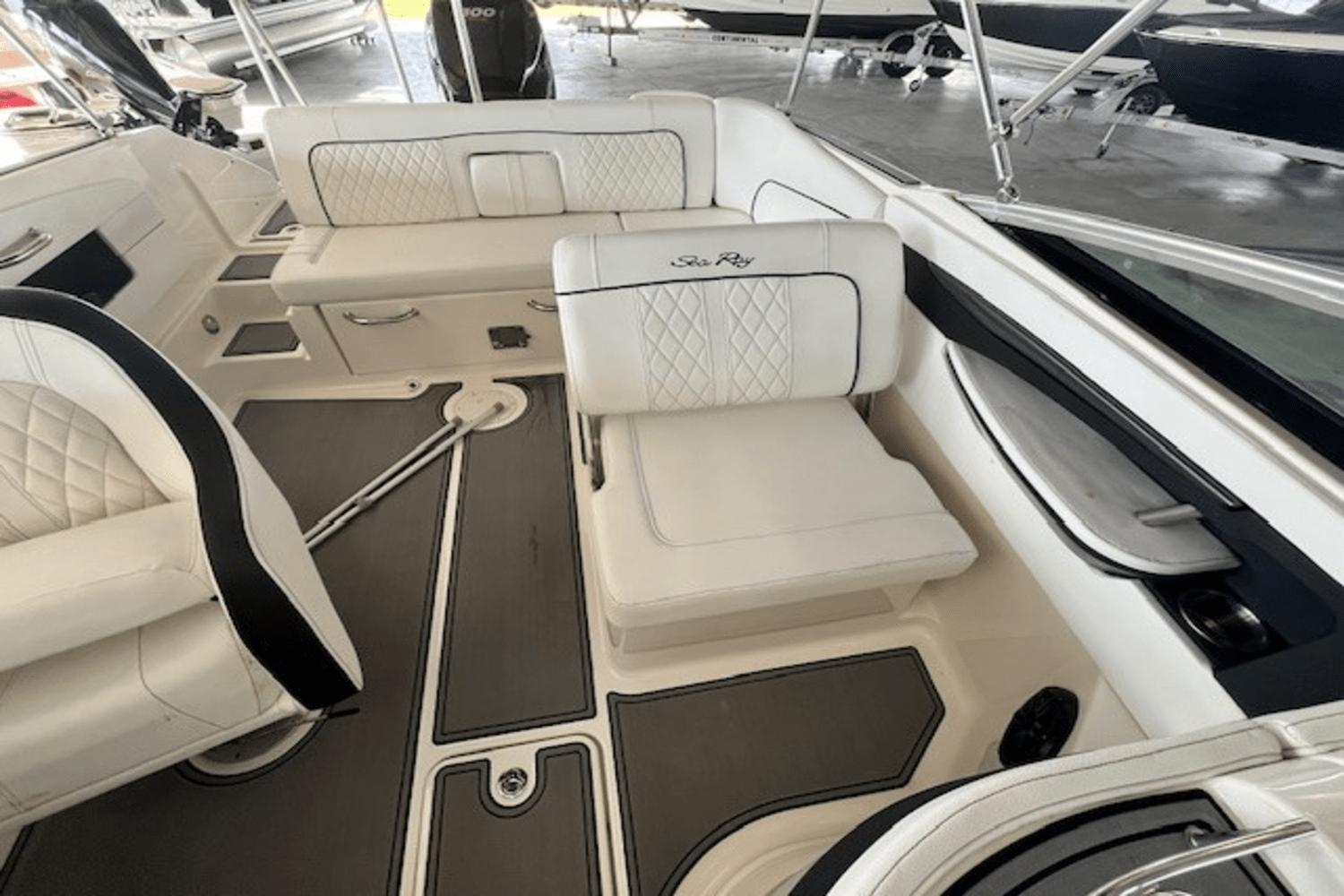 2015 Sea Ray 240 Sundeck Outboard Other for sale - YachtWorld