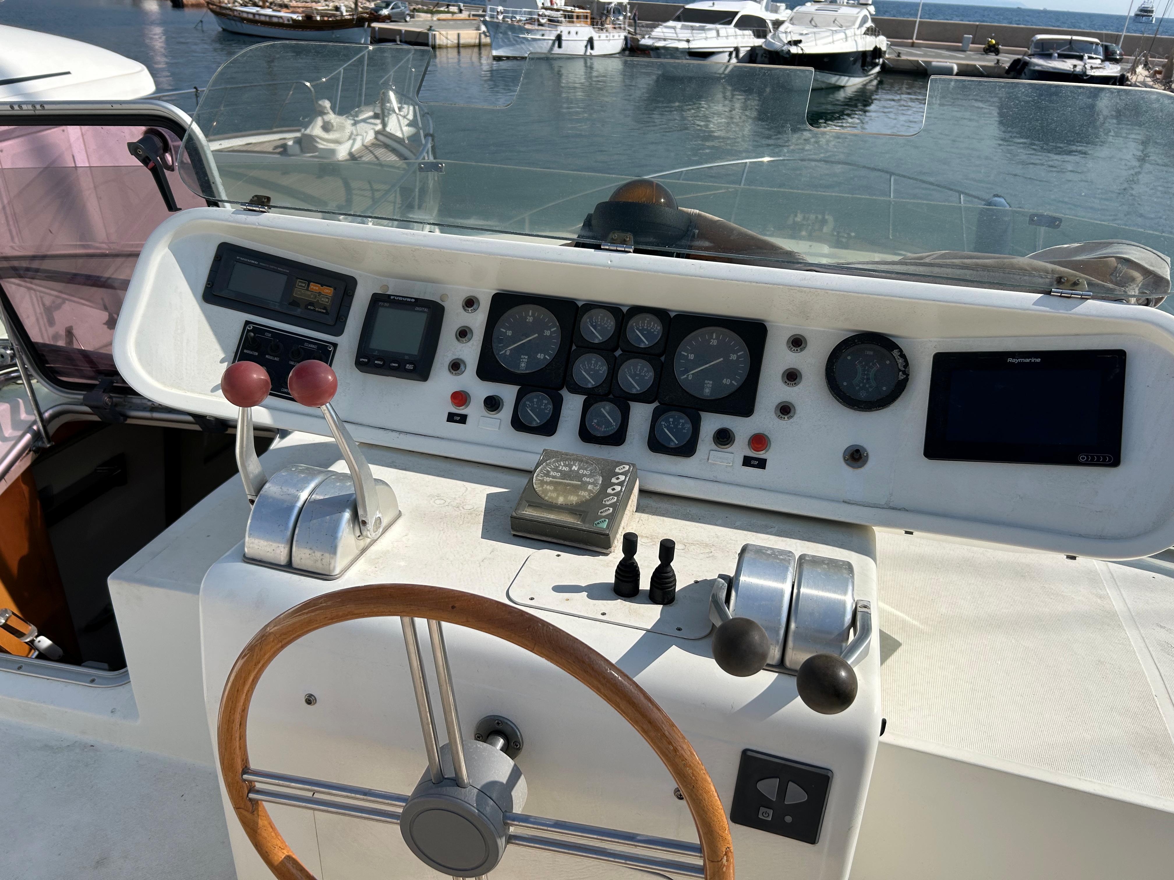 1993 Guy Couach Couach 1800 Flybridge Boot Kaufen - YachtWorld