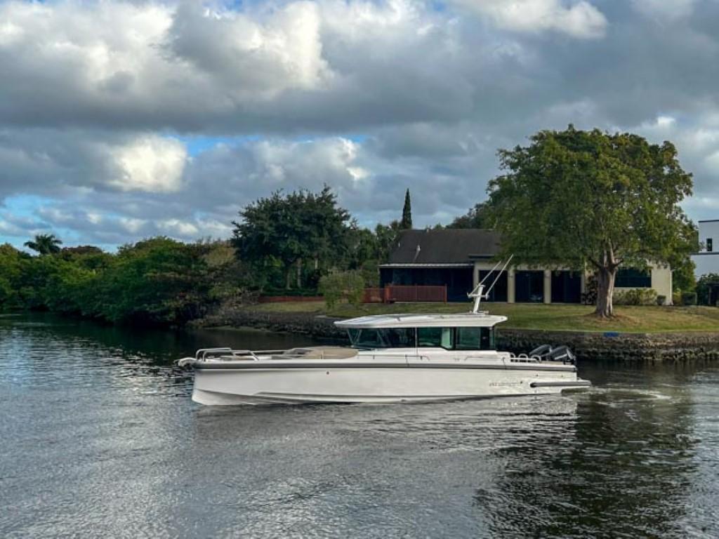 Axopar 37 XC Cross Cabin Nuove a Florida - iNautia
