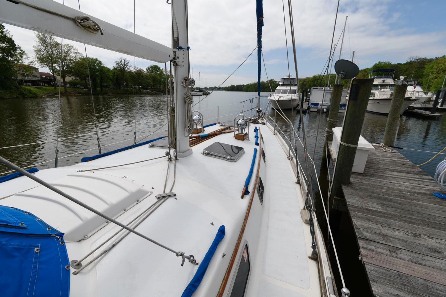 1977 Gulfstar 50 Center Cockpit Keskiavotila myytävät - YachtWorld