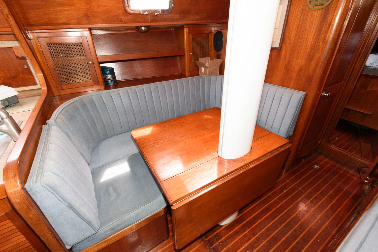 1977 Gulfstar 50 Center Cockpit Keskiavotila myytävät - YachtWorld