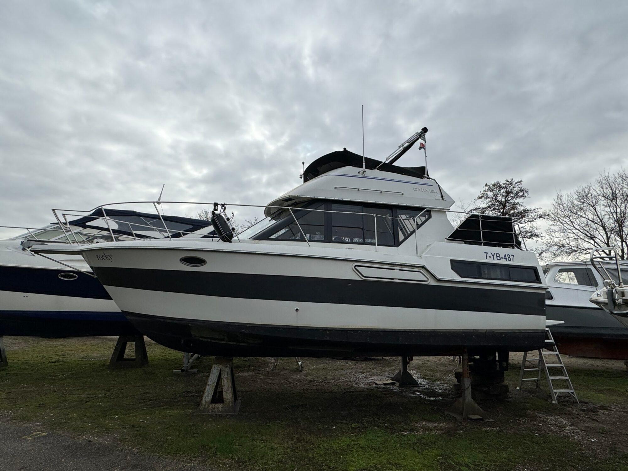Gebraucht 1992 Carver Carver 28 Flybridge | YachtFocus