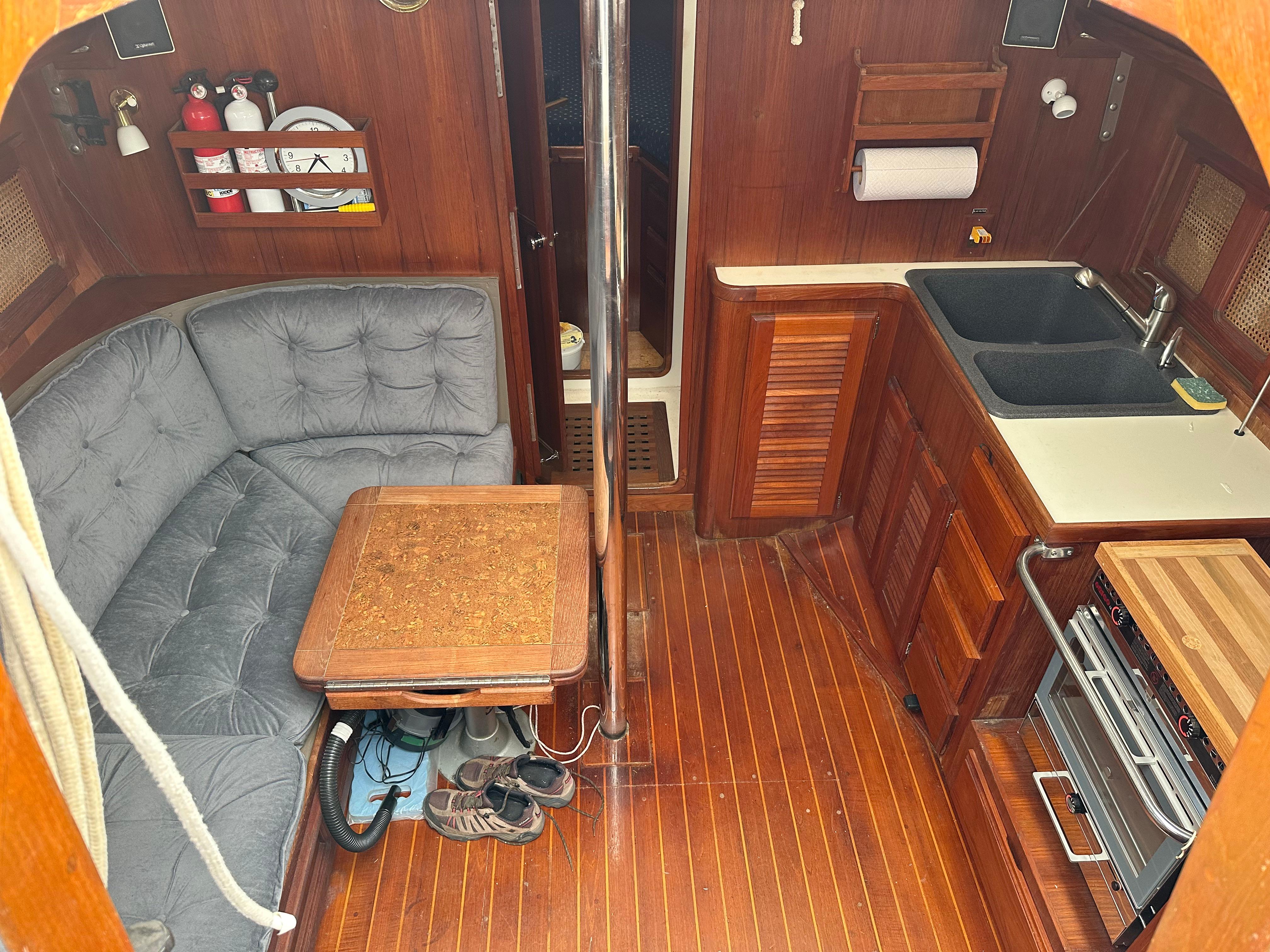 1981 Islander Freeport Center Cockpit 36 Centre Cockpit for sale ...