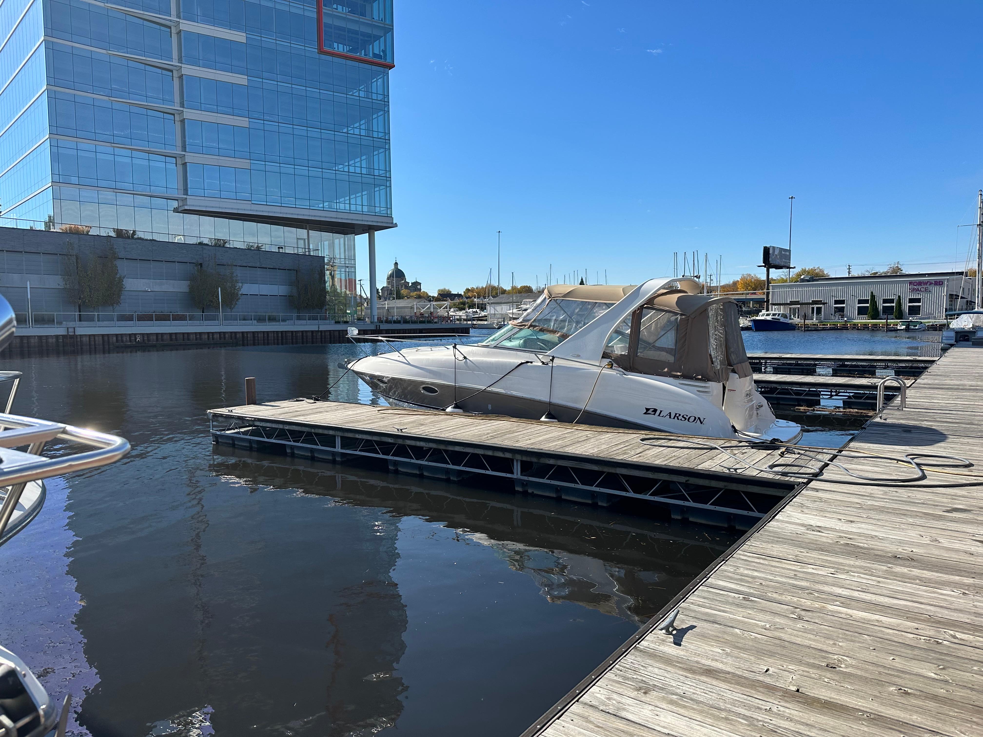 2006 Larson CABRIO Express Cruiser for sale - YachtWorld