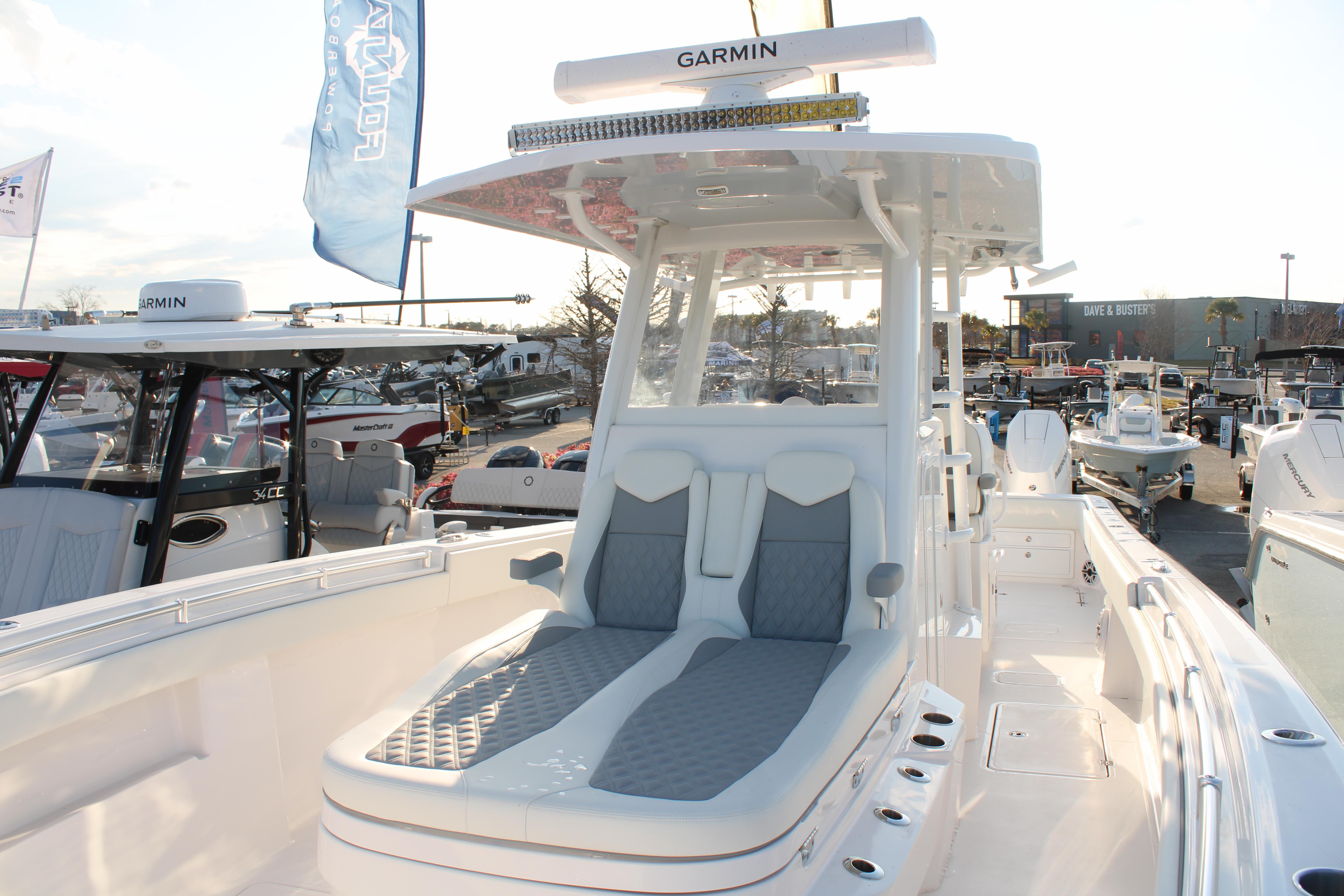 2024 Invincible 33' Catamaran Center Console Boote Kaufen - YachtWorld