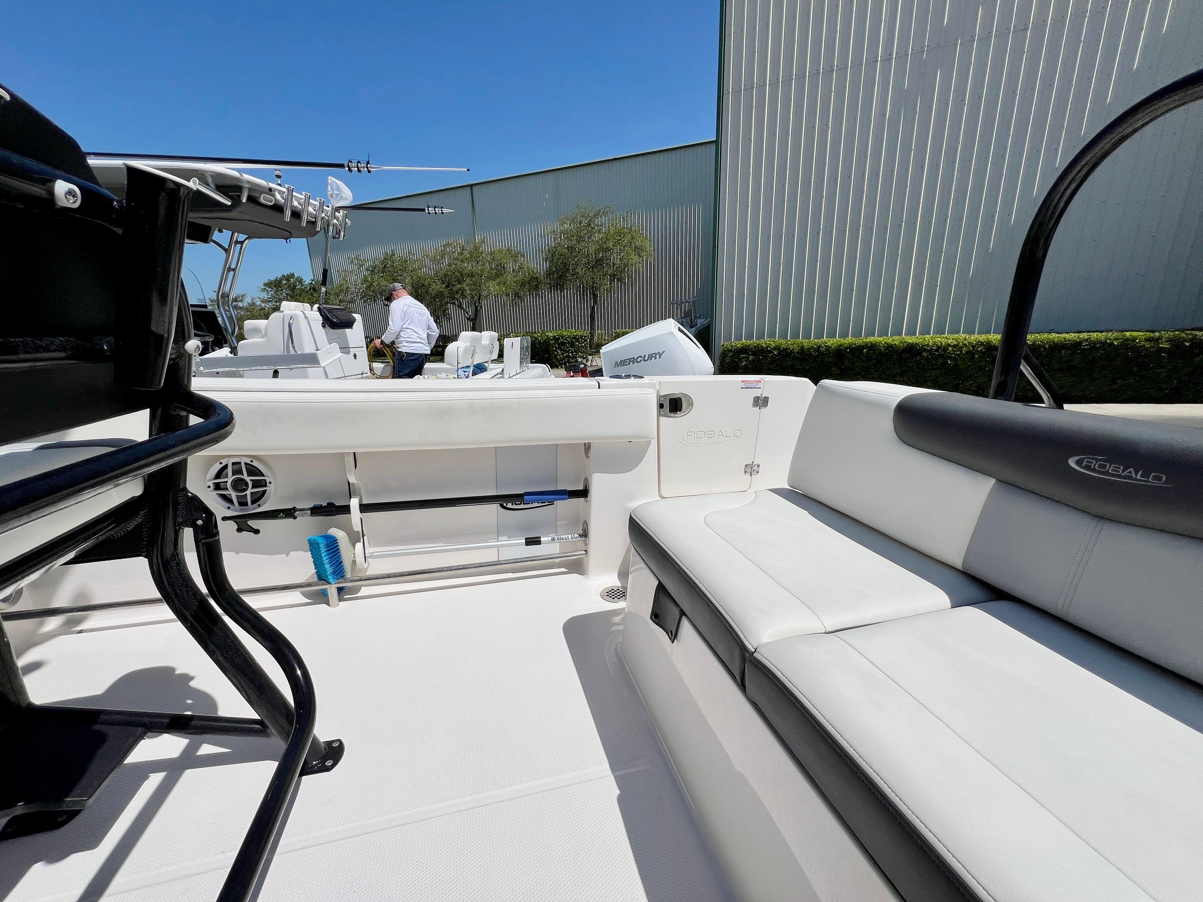 2022 Robalo R242 Explorer Center Console for sale - YachtWorld