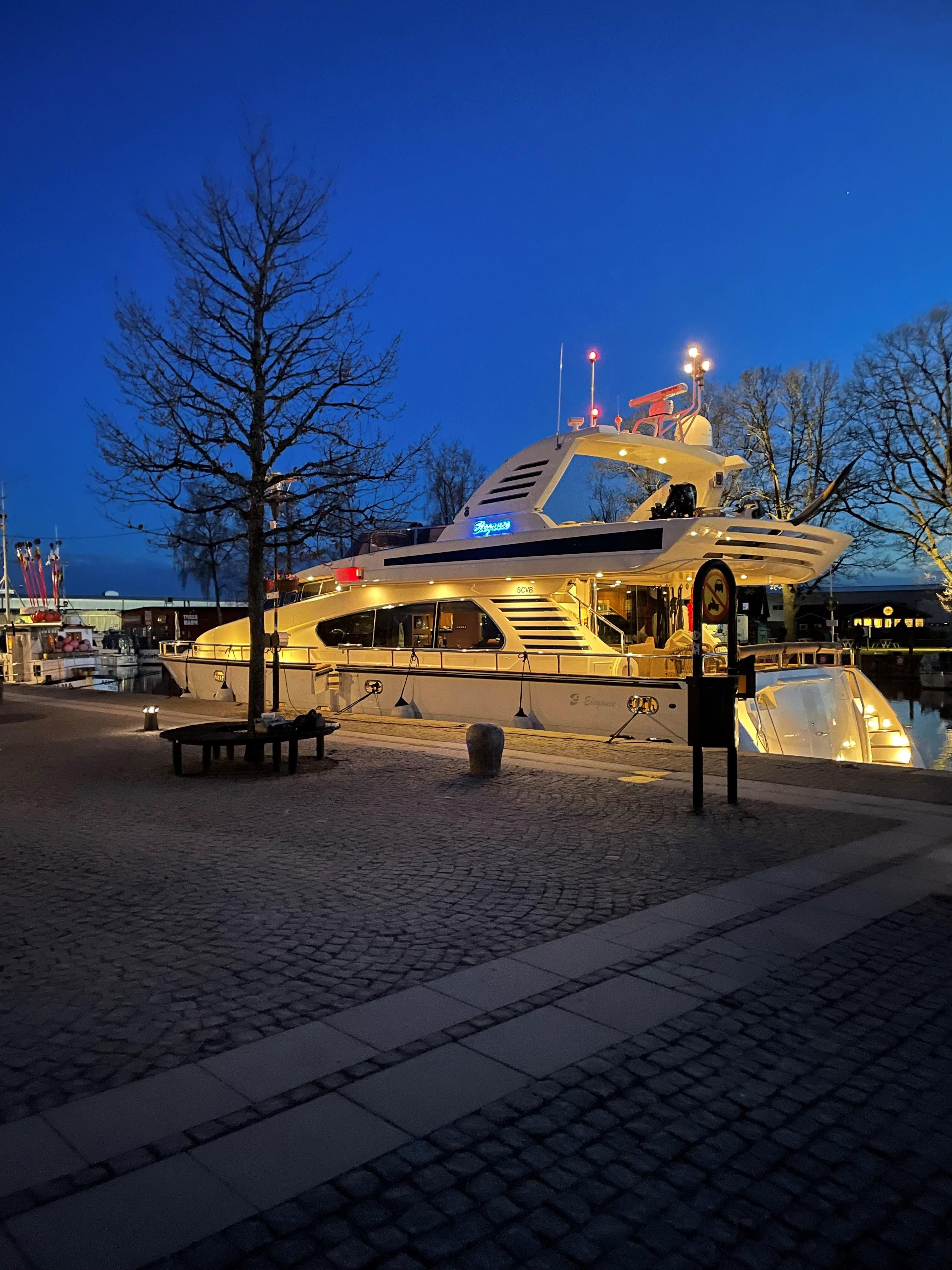 Elegance Yachts 70 | 2000 | 22m | Boatshop24