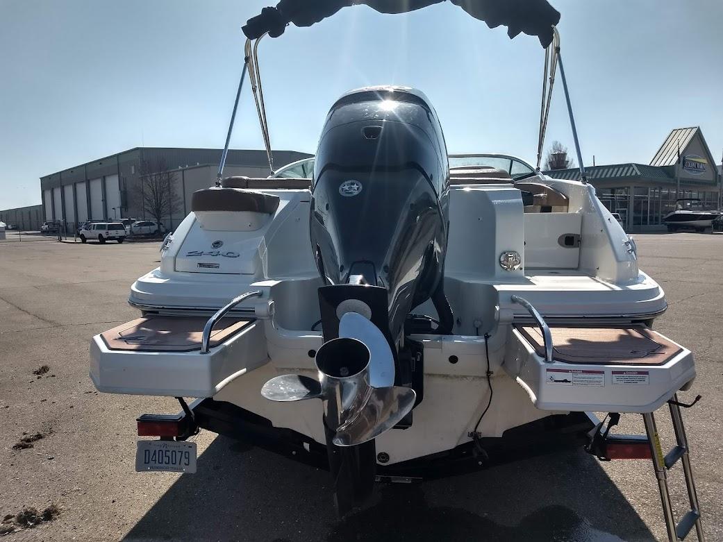 2015 Sea Ray 240 Sundeck Outboard Deck for sale - YachtWorld