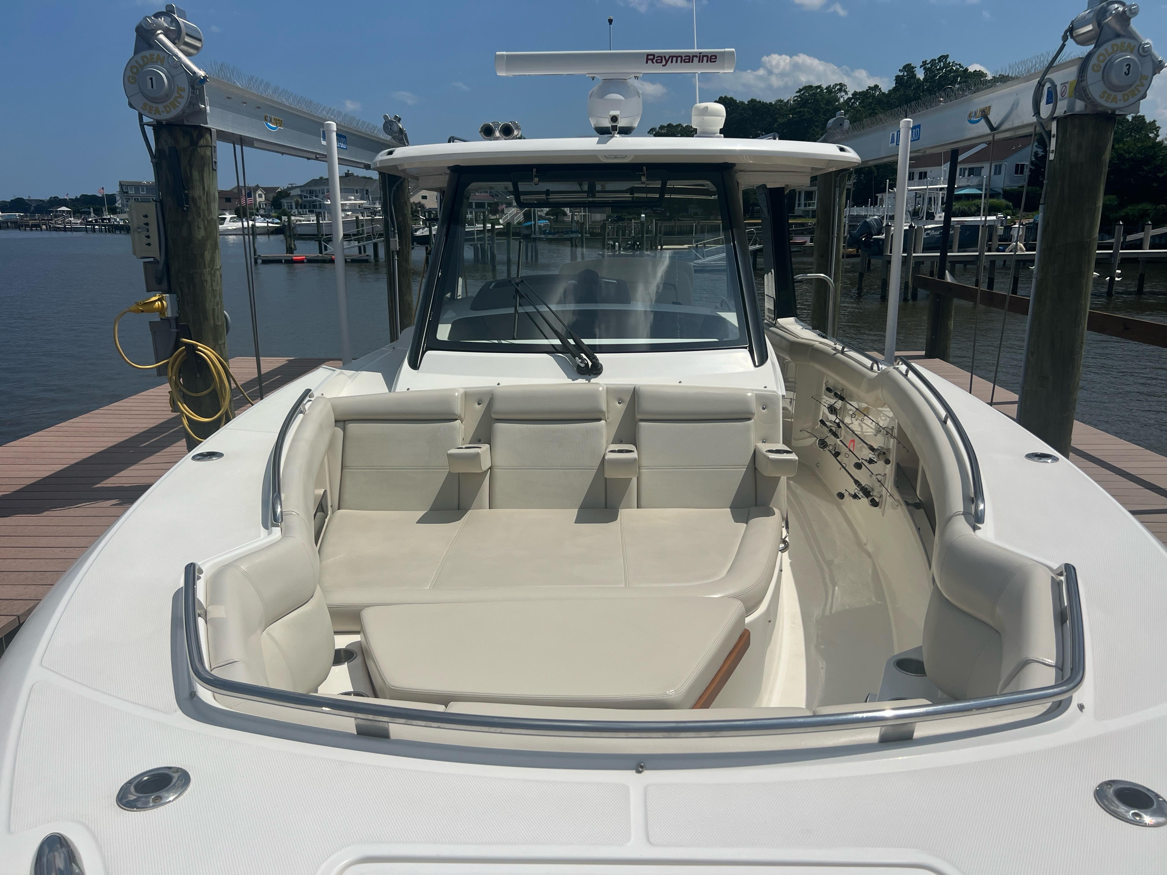 2021 Boston Whaler 35 Realm (SeaKeeper equipped) Center Console for ...