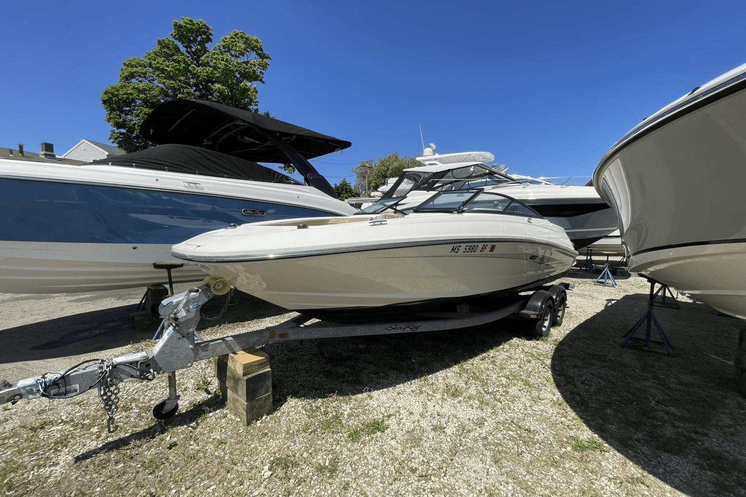 2016 Sea Ray 220 Sundeck Outboard Runabout for sale - YachtWorld